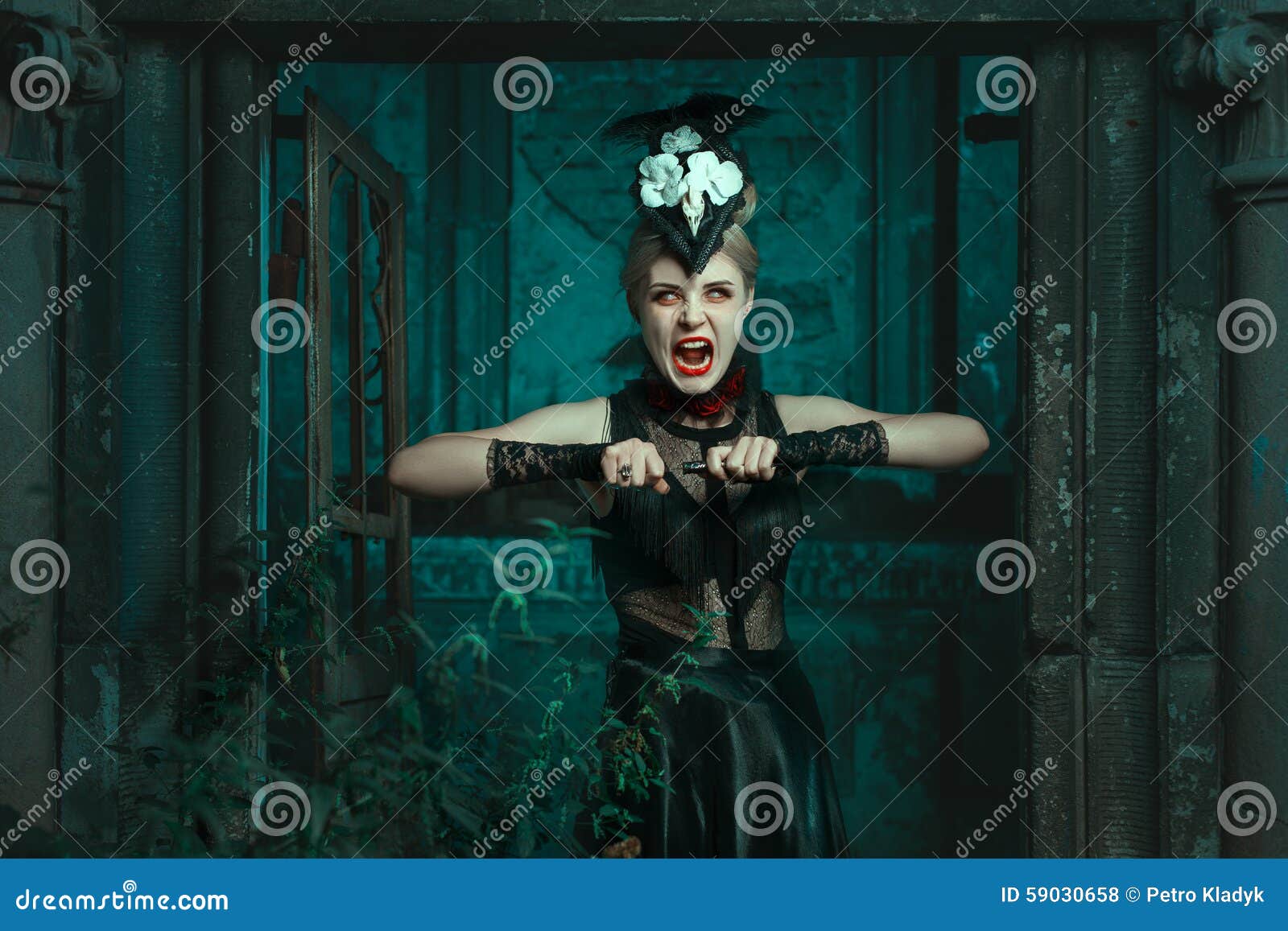 La Donna Orribile Sta Nella Cripta E Grida Fotografia Stock - Immagine ...