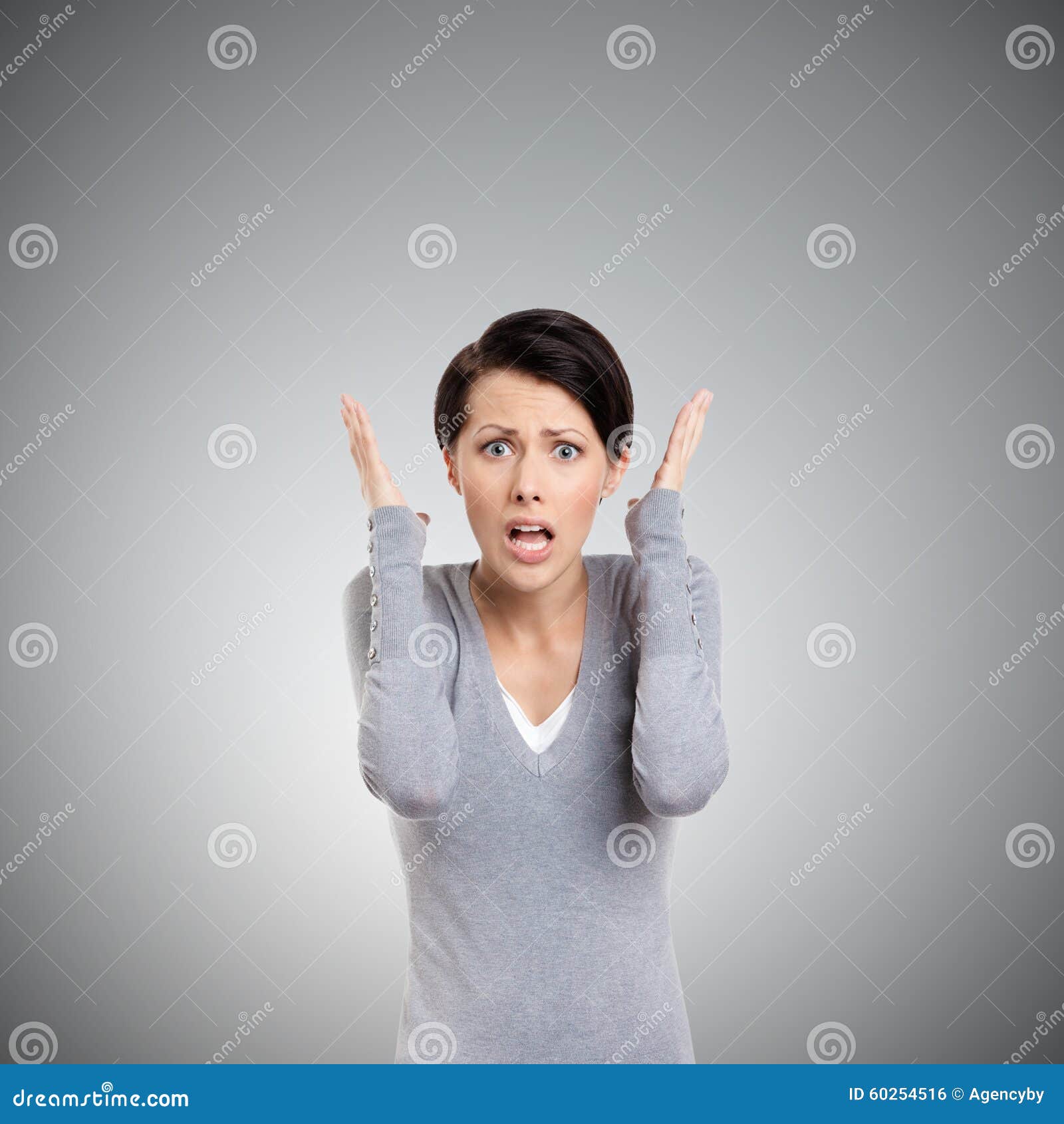 La Donna Perplessa Mette Le Sue Mani Sulla Testa Fotografia Stock ...