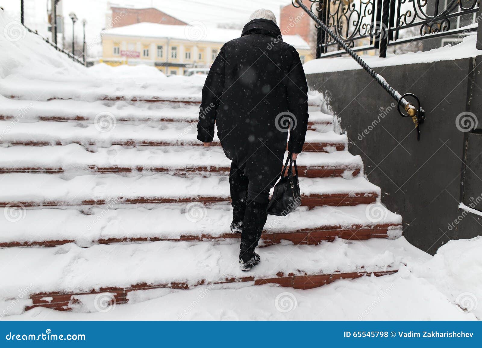 La donna scala le scale fotografia stock. Immagine di sbalzi - 65545798