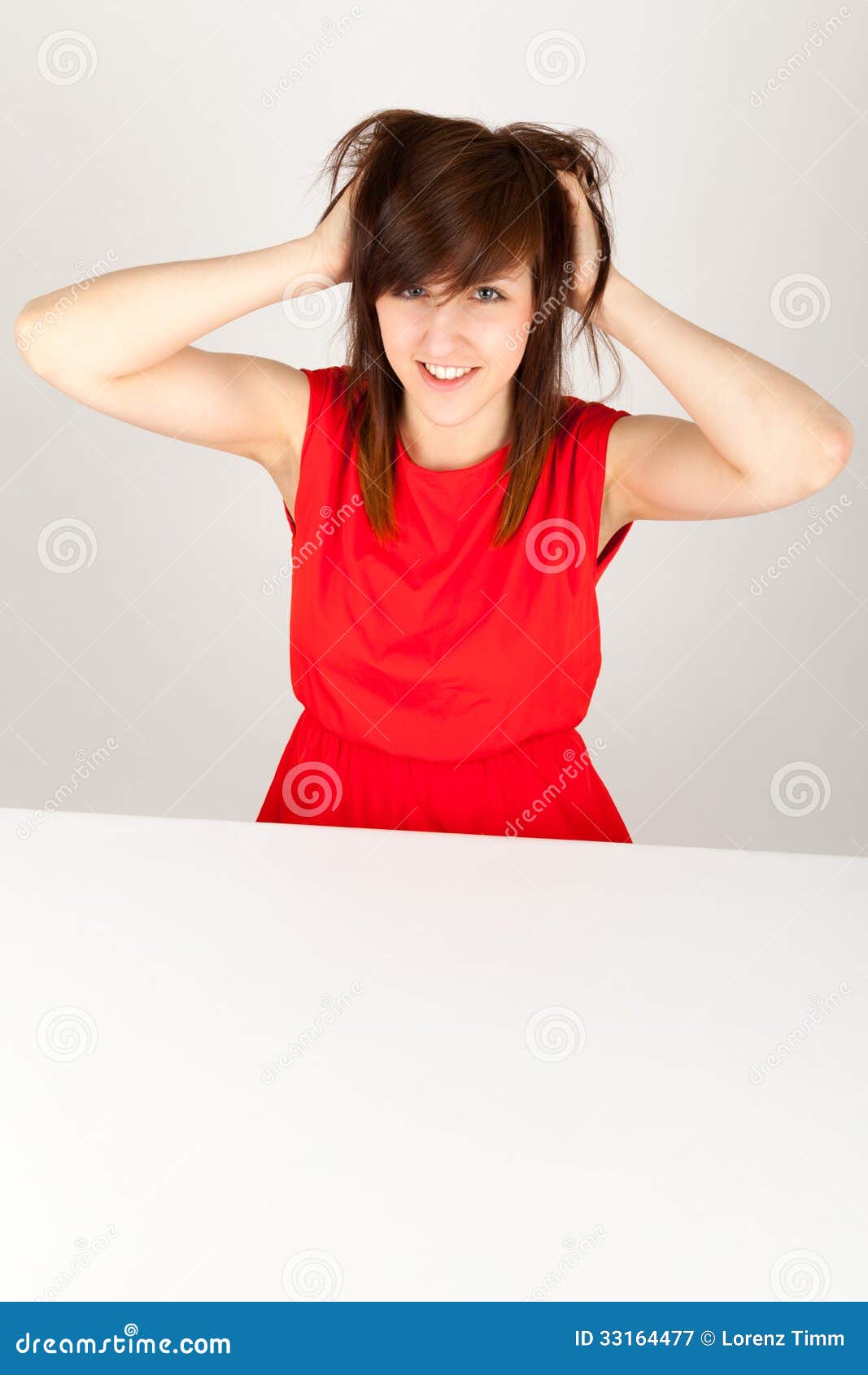 La Donna Sta Strappando I Suoi Capelli Immagine Stock - Immagine di ...