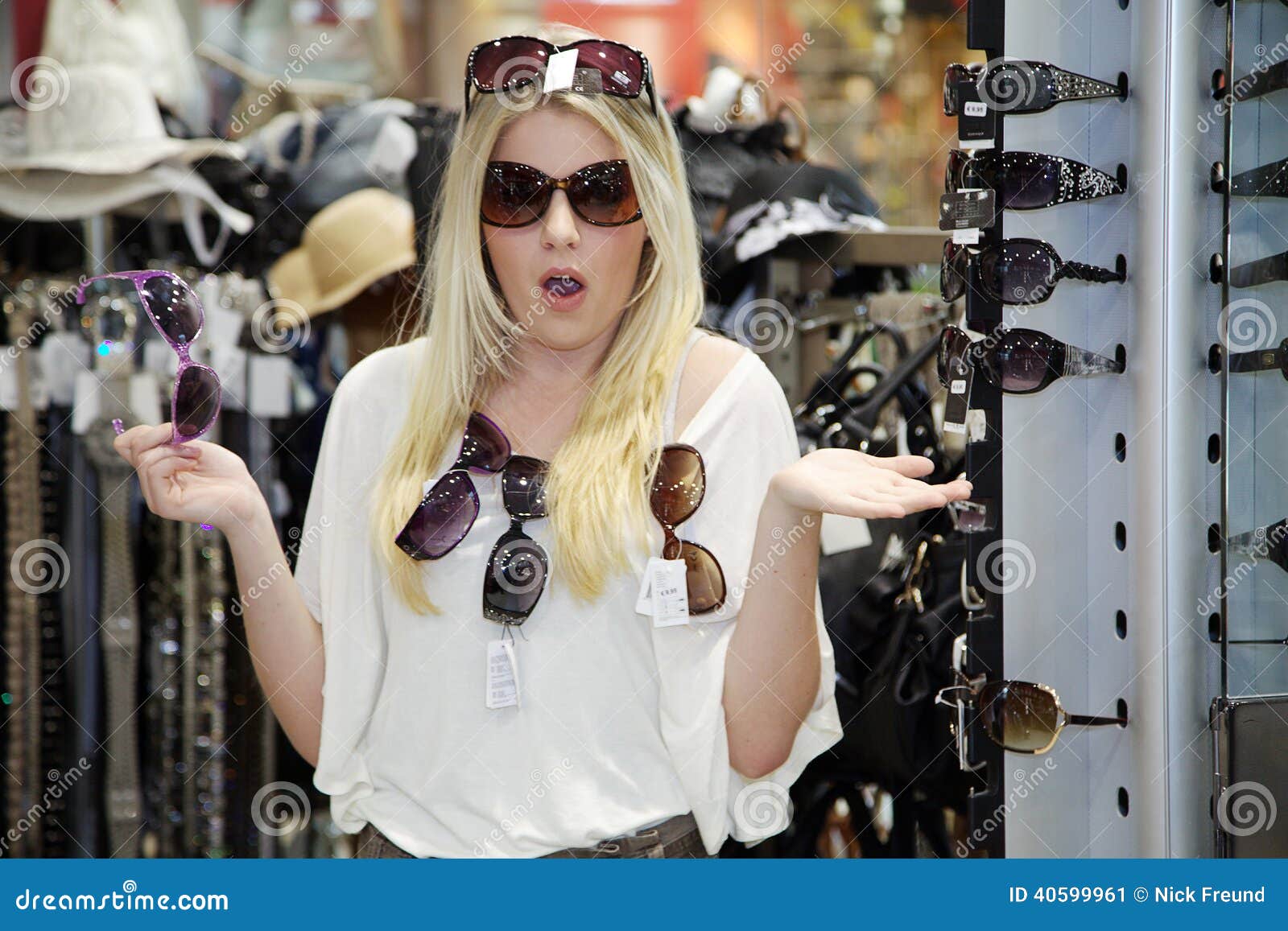 La donna va a fare spese immagine stock. Immagine di adulto - 40599961