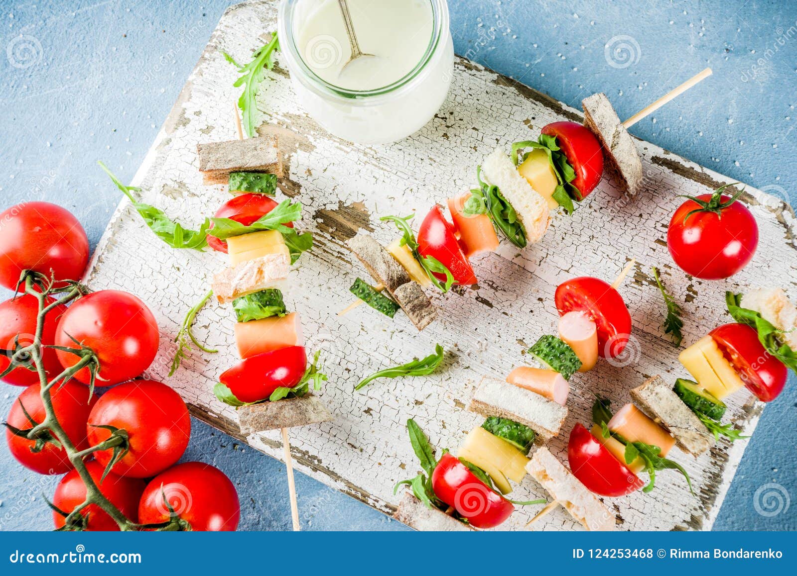 La Ensalada Intercala Los Pinchos Foto de archivo - Imagen de alimento ...