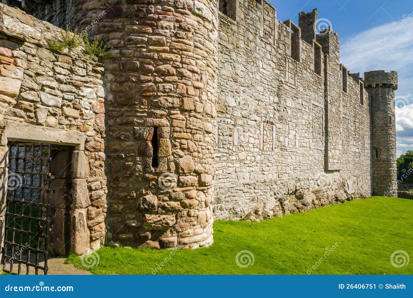 La Entrada Al Castillo Medieval De La Piedra Imagen de archivo - Imagen ...