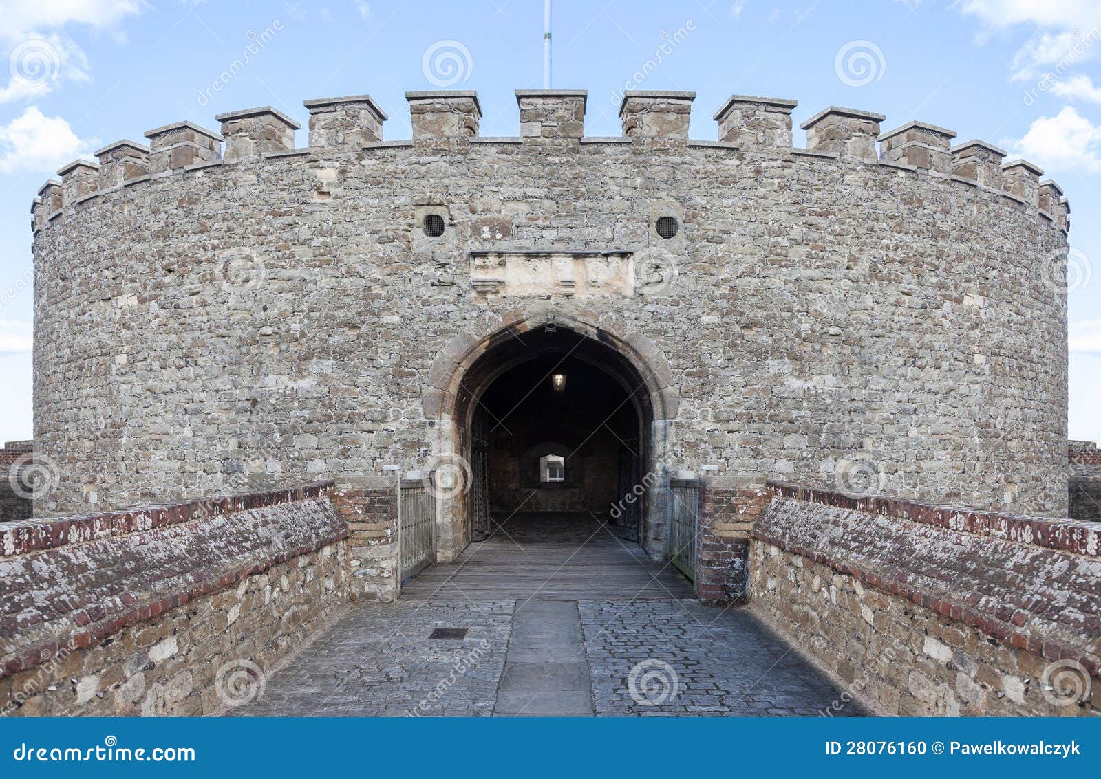 La Entrada a Una Torre Medieval Del Castillo Guarda Foto de archivo ...