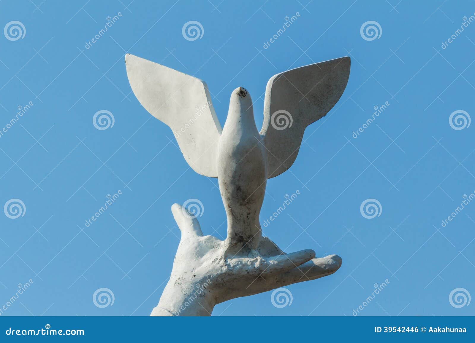 La Estatua De Manos Y De Palomas Foto de archivo - Imagen de paloma ...