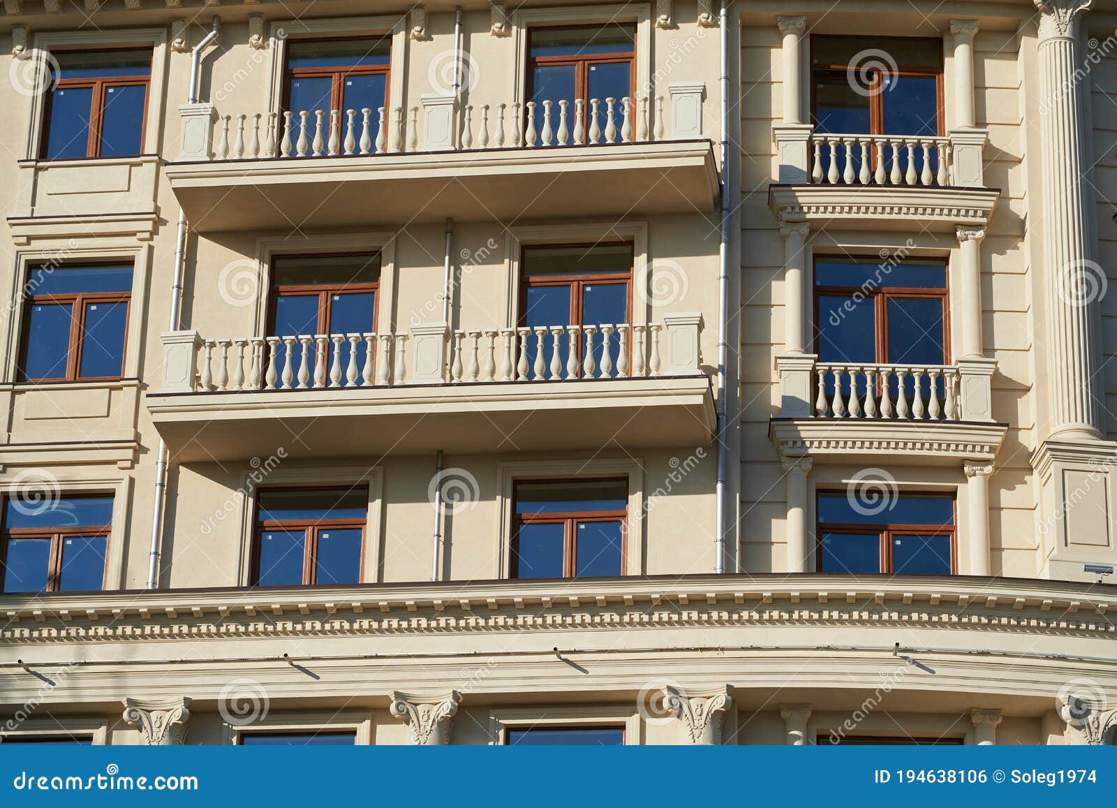 La Fachada Del Edificio Nuevo Como Exterior De Estilo Retro Foto de archivo - Imagen de ciudad ...