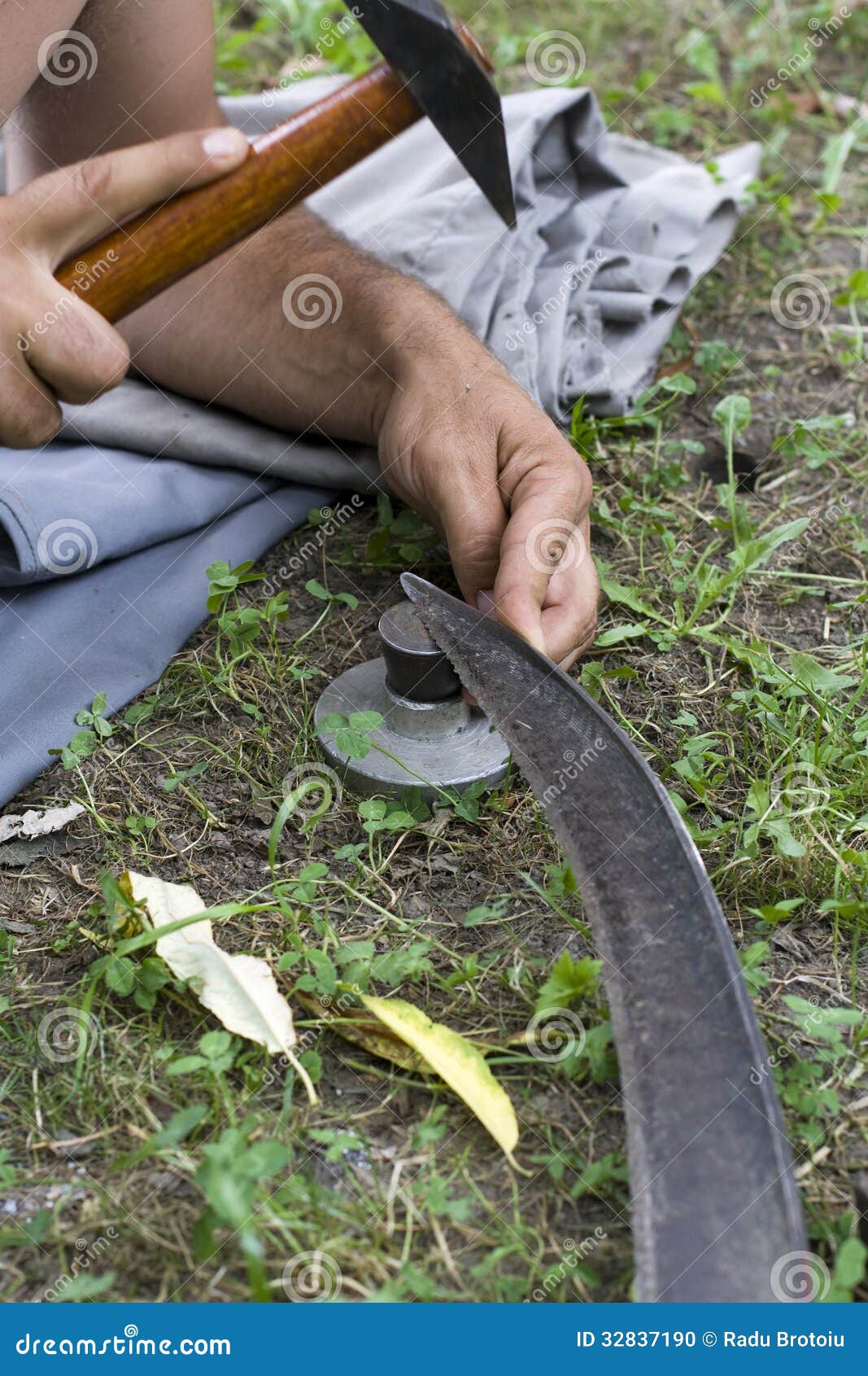 La falce affila fotografia stock. Immagine di vecchio - 32837190