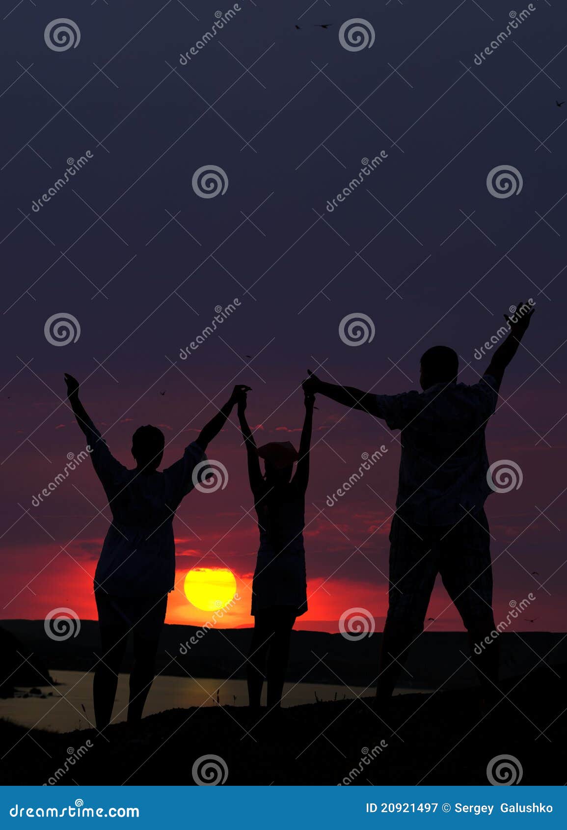 La famiglia da tre persone immagine stock. Immagine di genitorialità ...