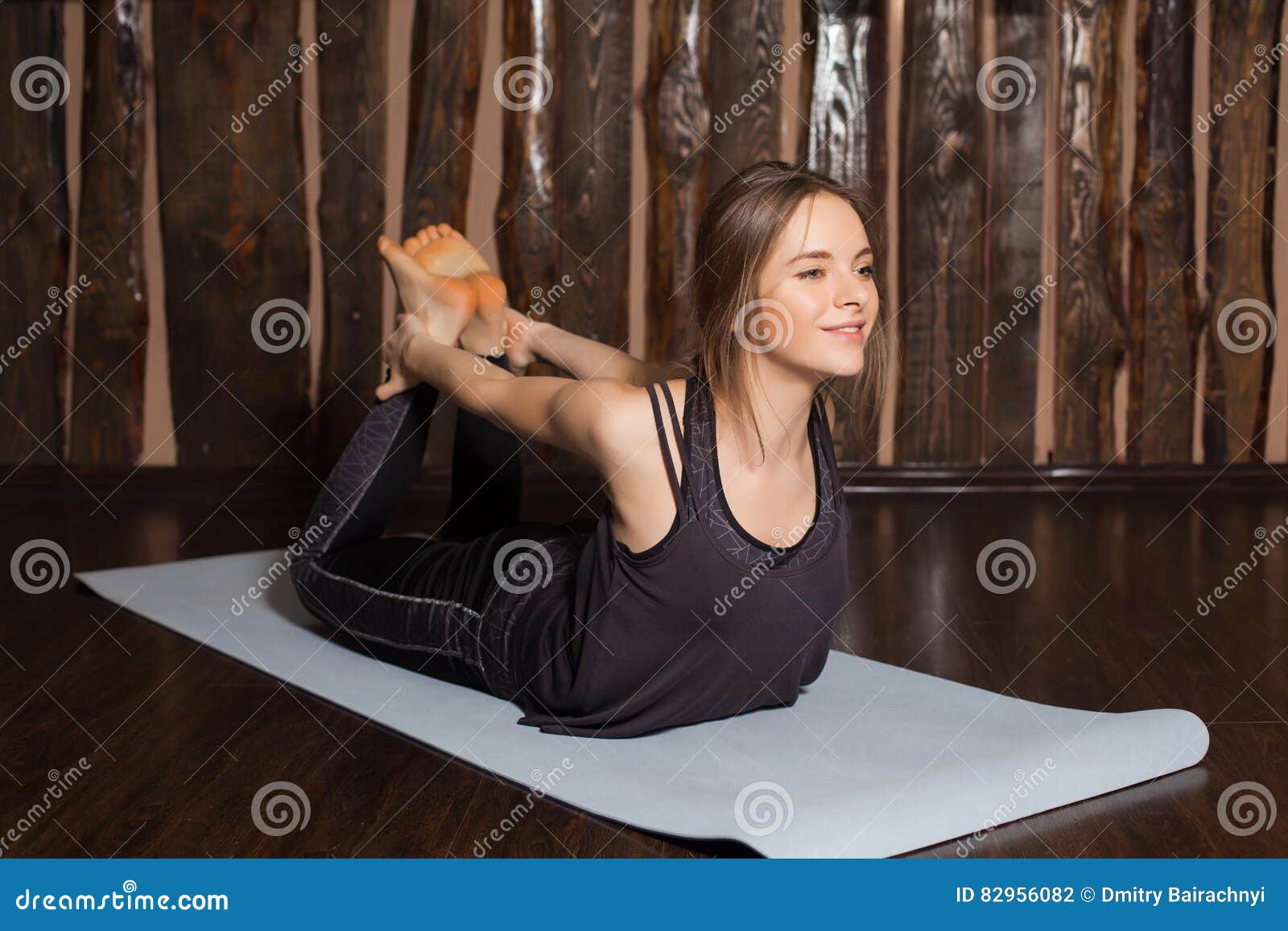 La Femme Est Dans La Pose D'arc Photo stock - Image du maintien ...