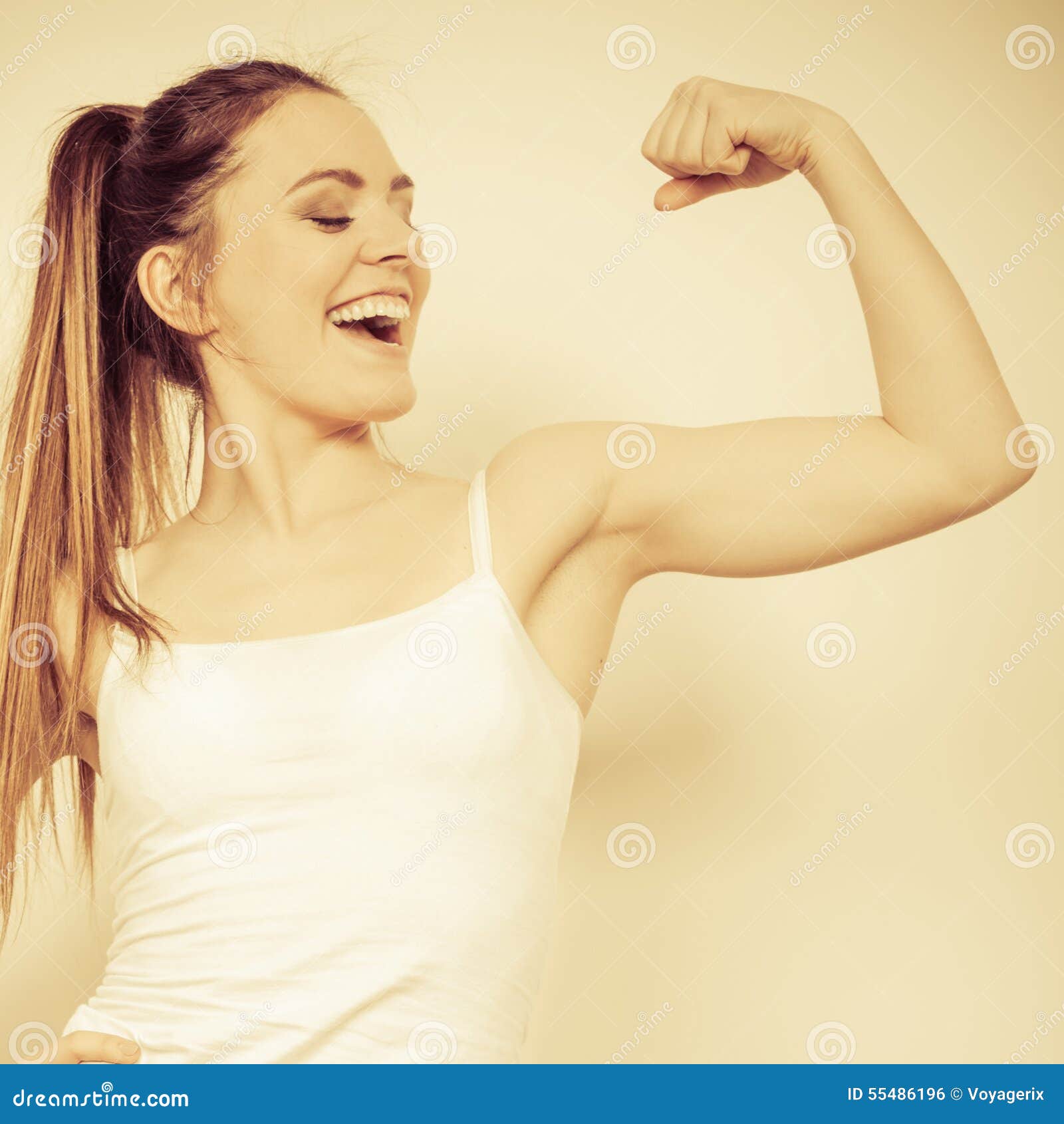 La Femme Forte Montrant Muscles Force Photo stock - Image du joyeux ...