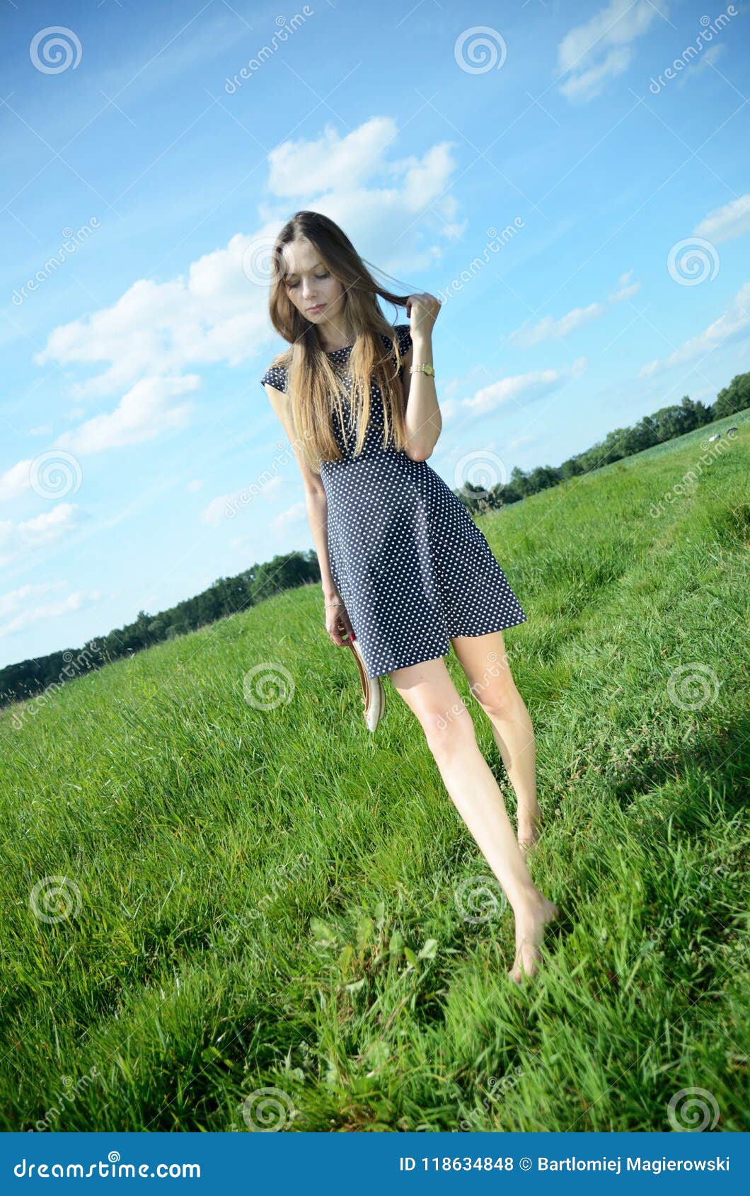 La Femme Marche Avec Les Pieds Nus Sur Lherbe Photo Stock Image Du