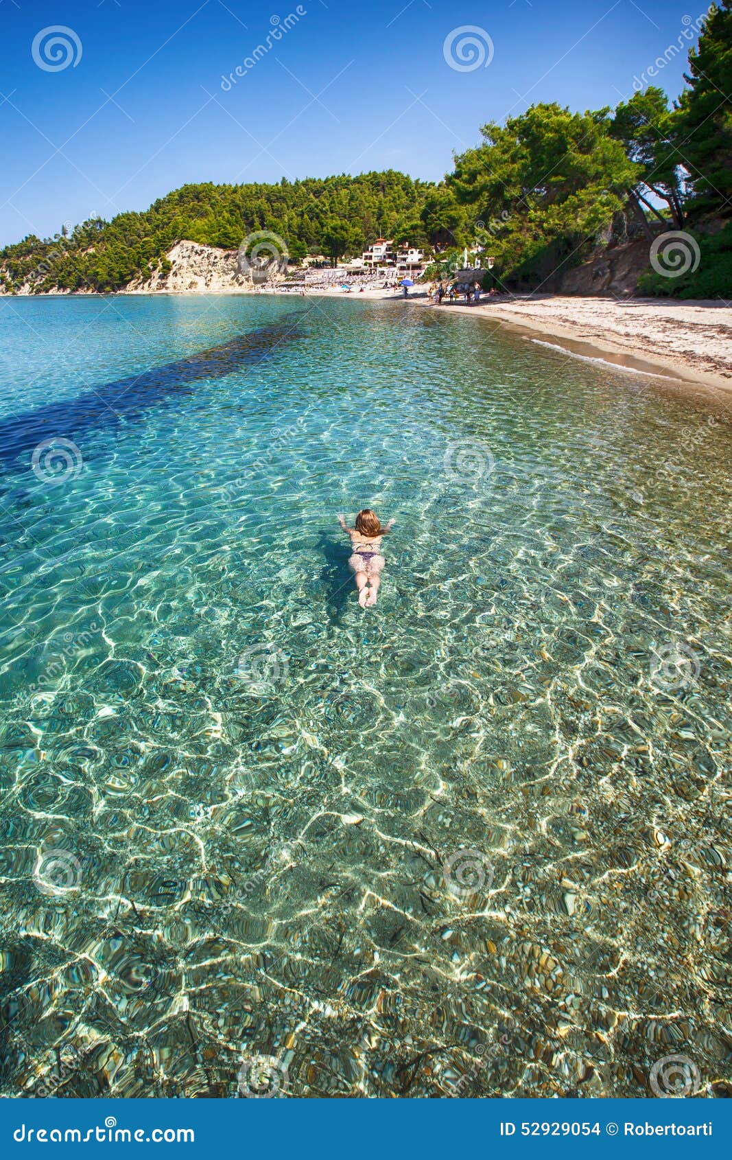 La femme nage en mer photo stock. Image du lifestyle - 52929054
