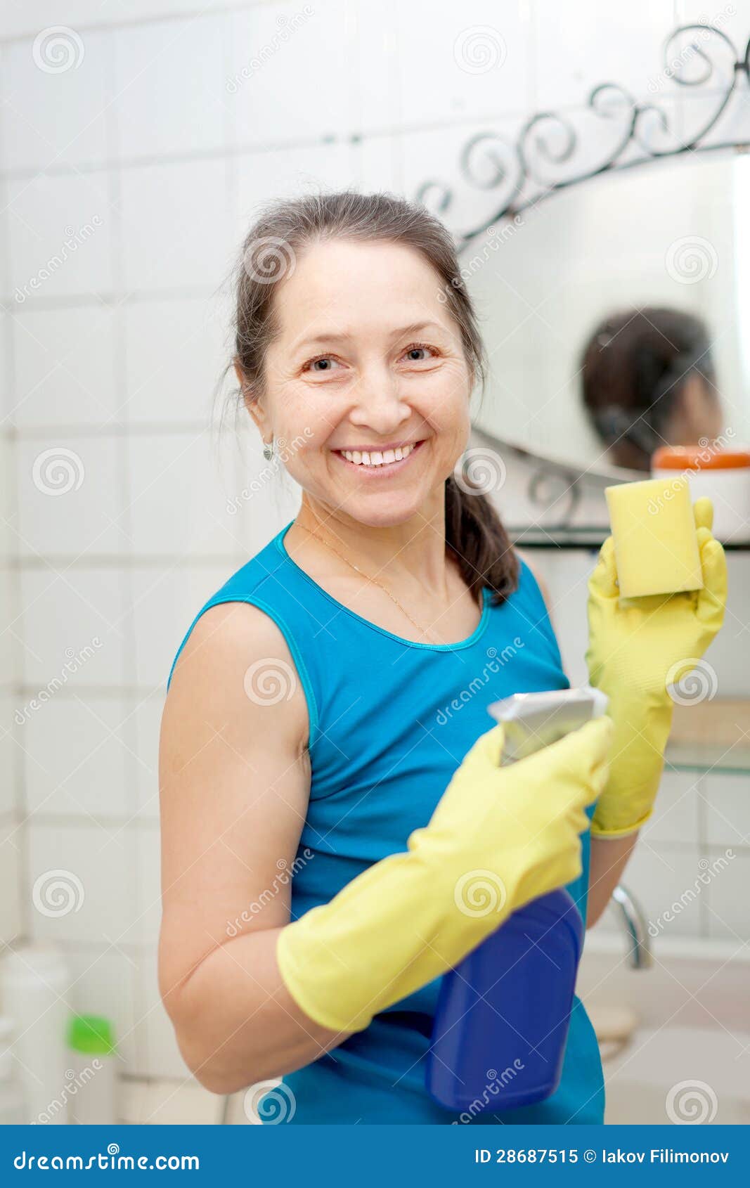 La Femme Nettoie La Salle De Bains Avec La Bouteille Du Nettoyeur Image