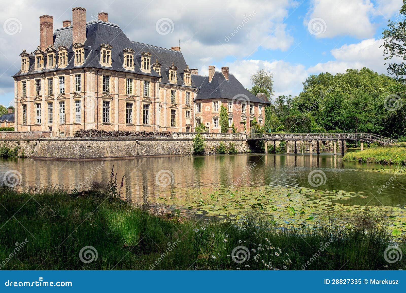 La Ferte Castle editorial image. Image of house, cloud - 28827335