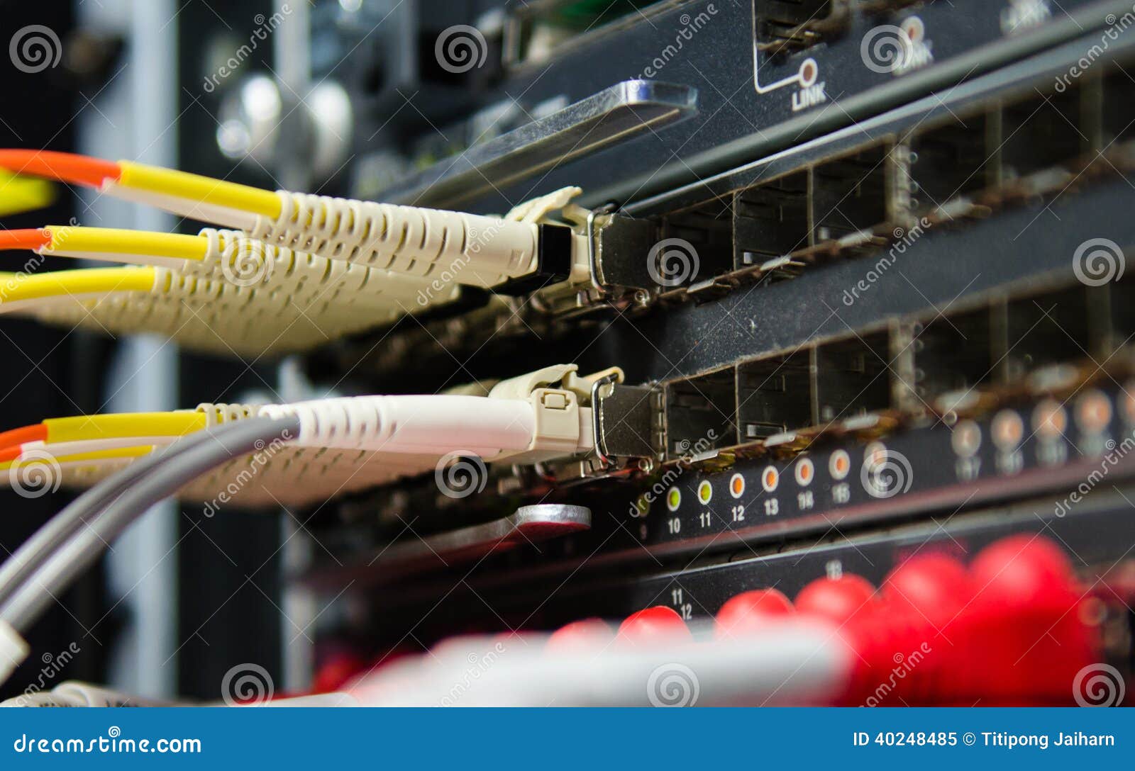 La Fibra óptica Conecta Con El Interruptor L3 Imagen de archivo ...