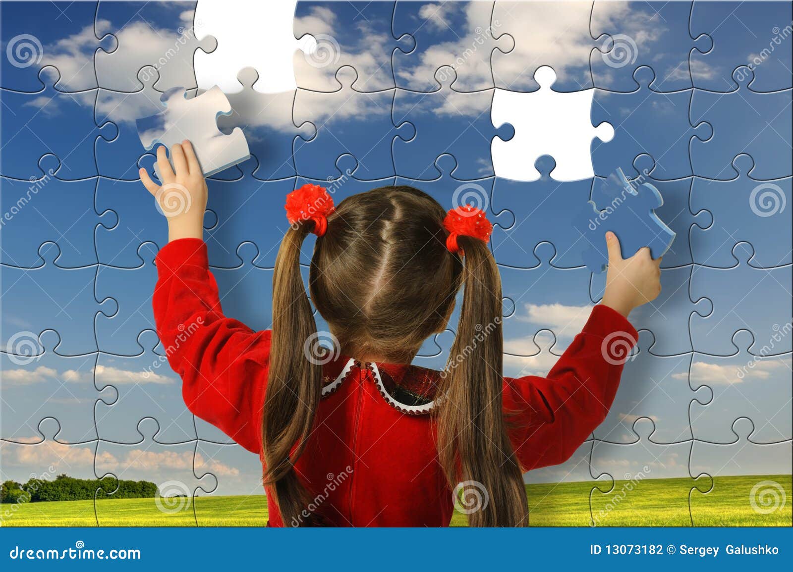 La Fille Assemblent Le Grand Puzzle Photo stock - Image du ...