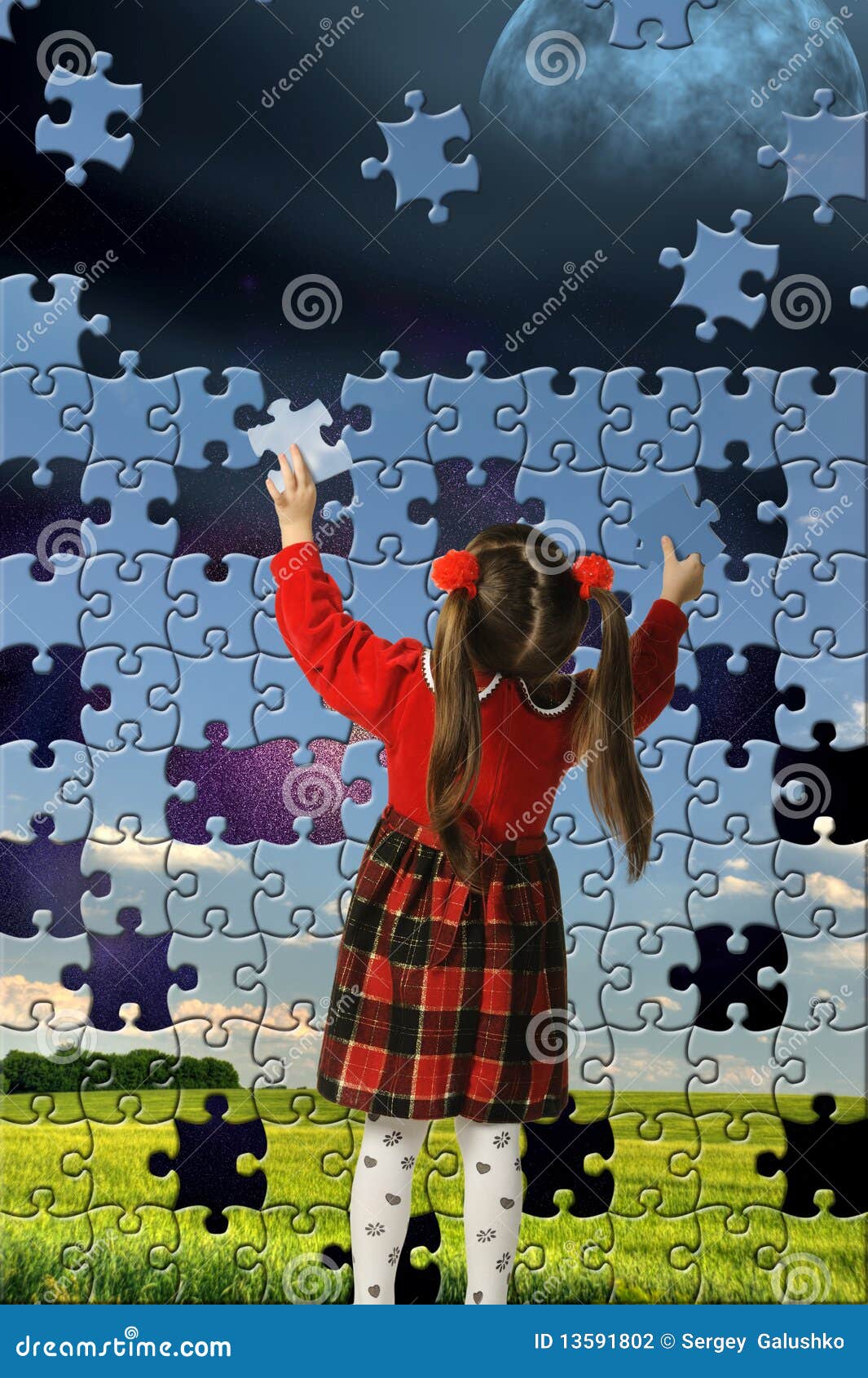 La Fille Assemblent Le Grand Puzzle Photo stock - Image du compétence ...