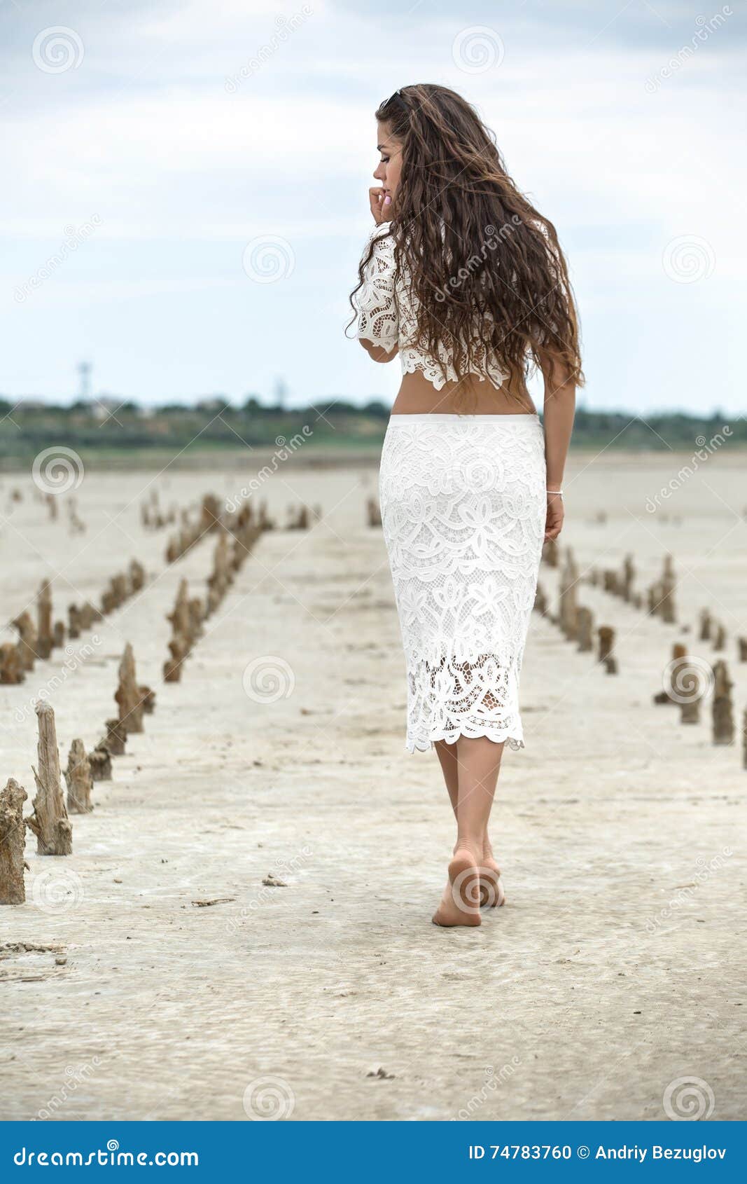 La Fille Assez Aux Pieds Nus Se Tient En Longueur Photo Stock Image