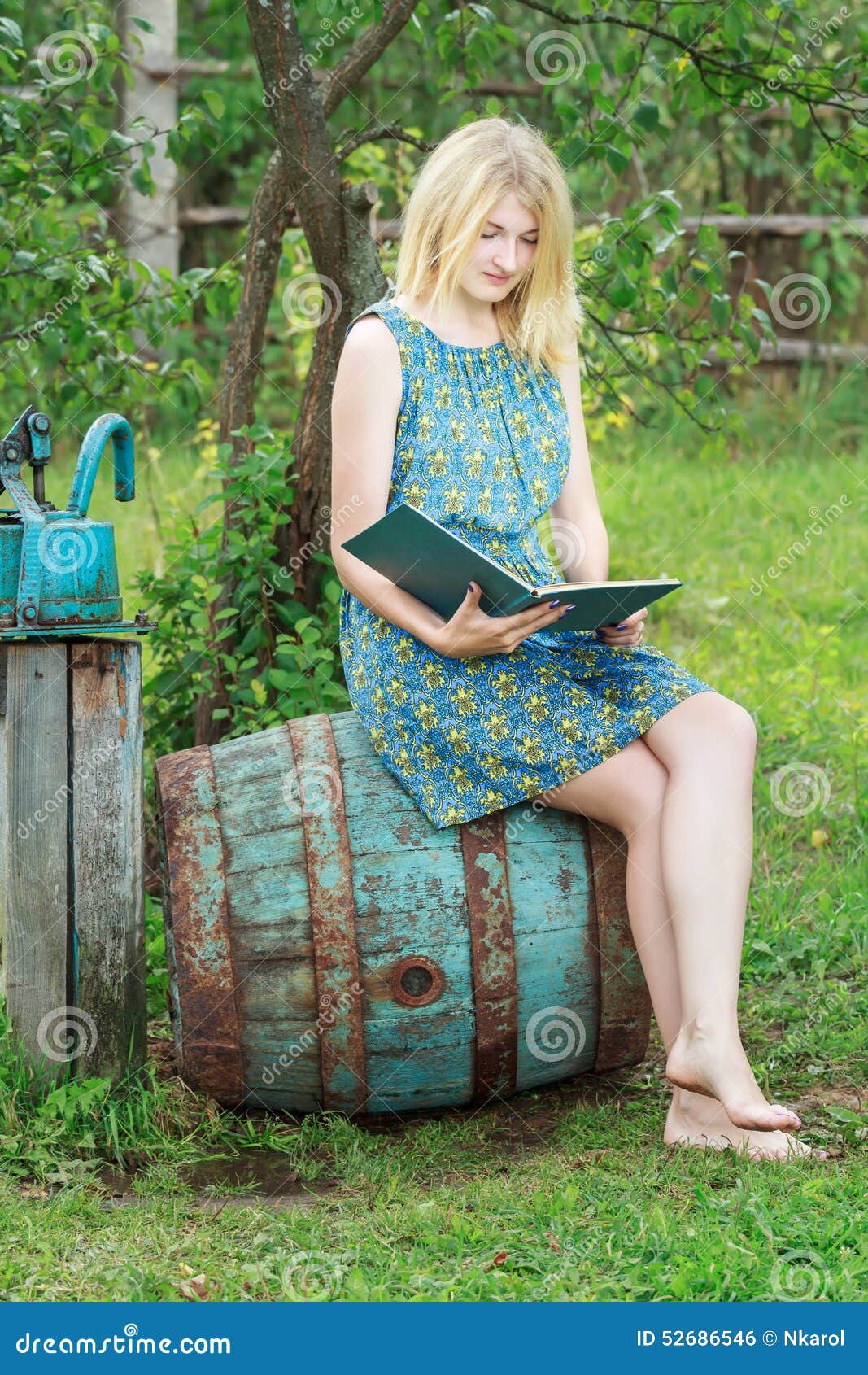 La Fille Aux Pieds Nus Détudiant Dans Le Jardin Est Livre De Lecture