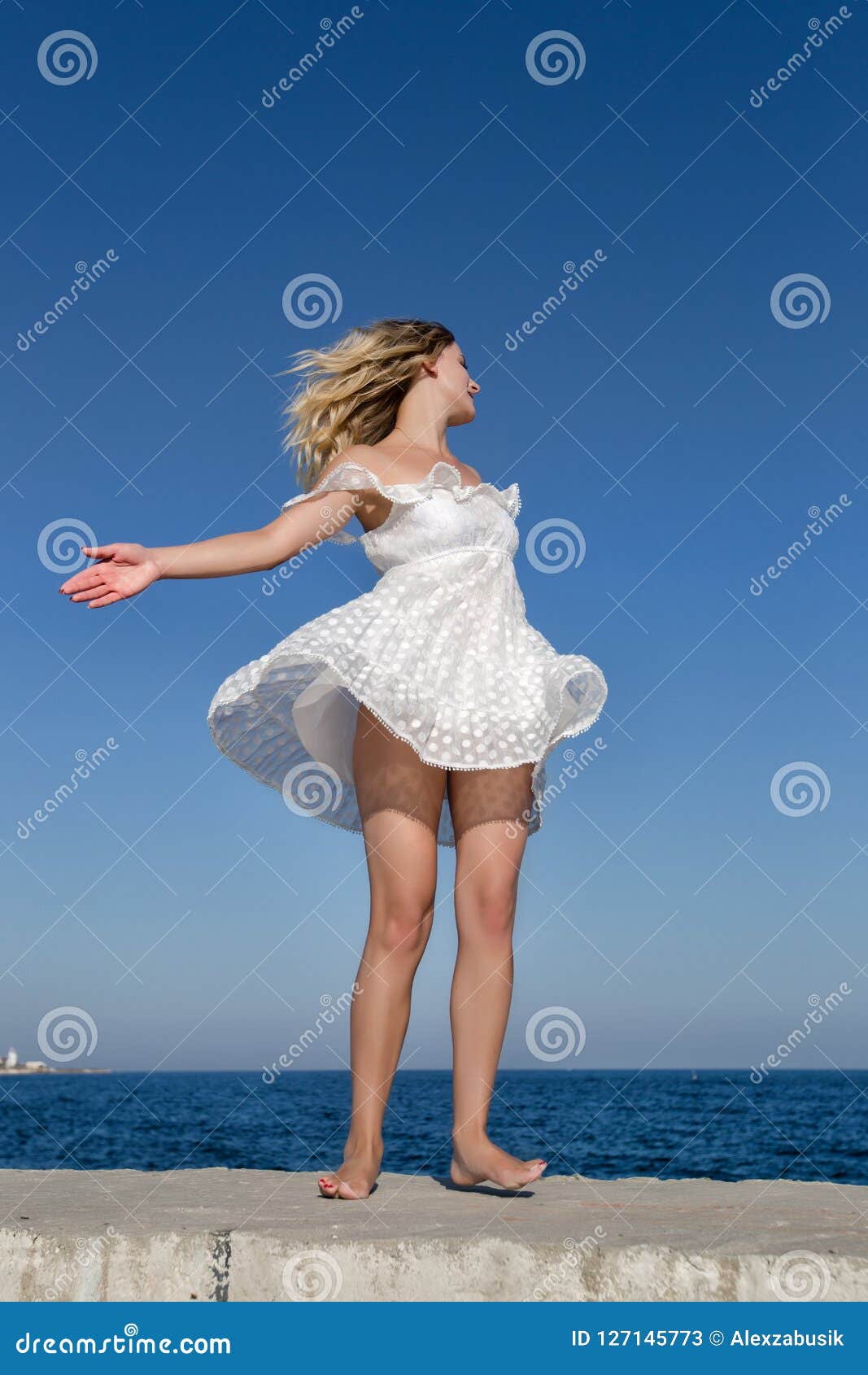 La Fille Aux Pieds Nus Dans La Robe Blanche Tourbillonne Sur Le Bord De
