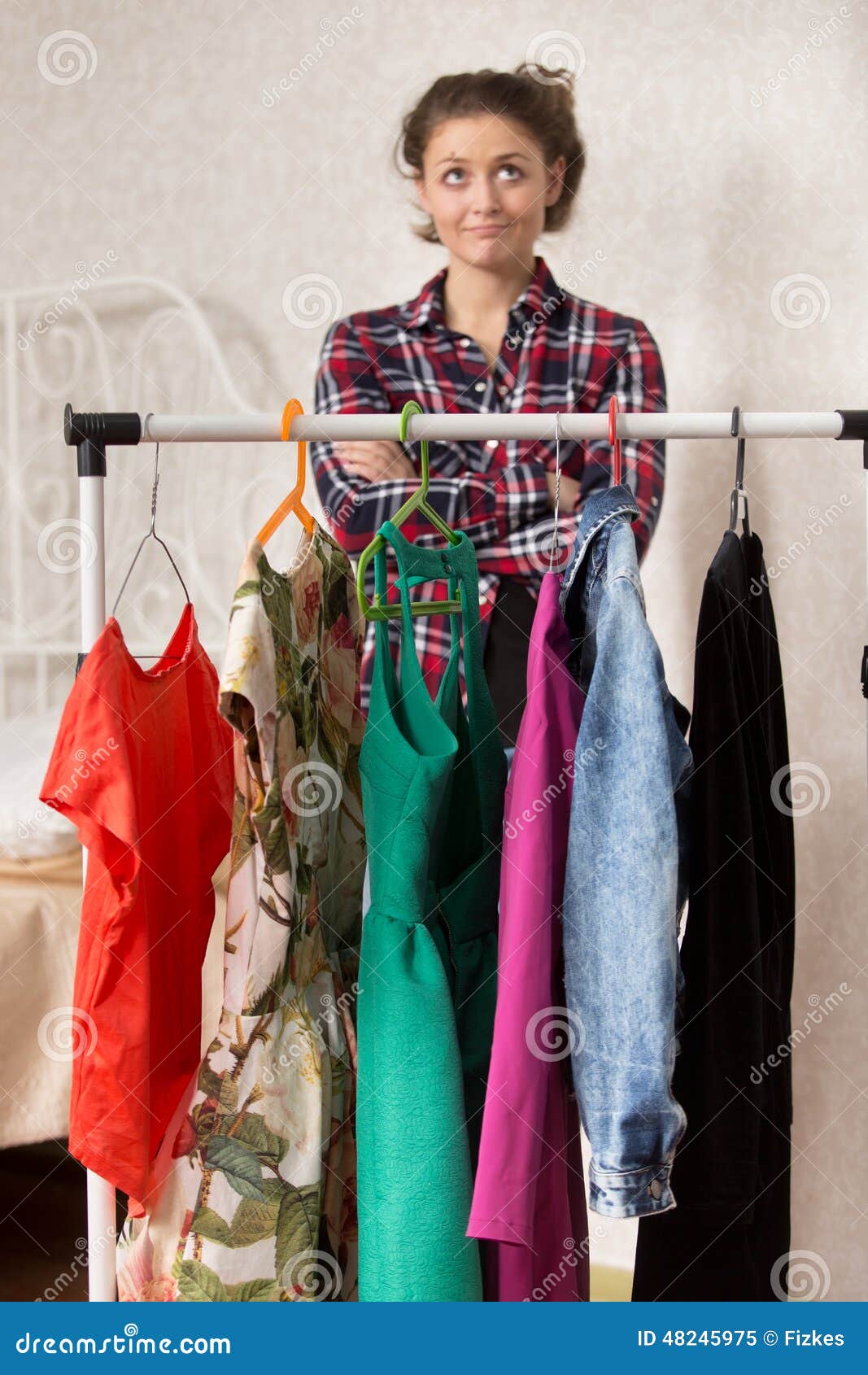 La fille choisit des robes image stock. Image du équipement - 48245975 La fille choisit des robes image stock. Image du équipement - 48245975