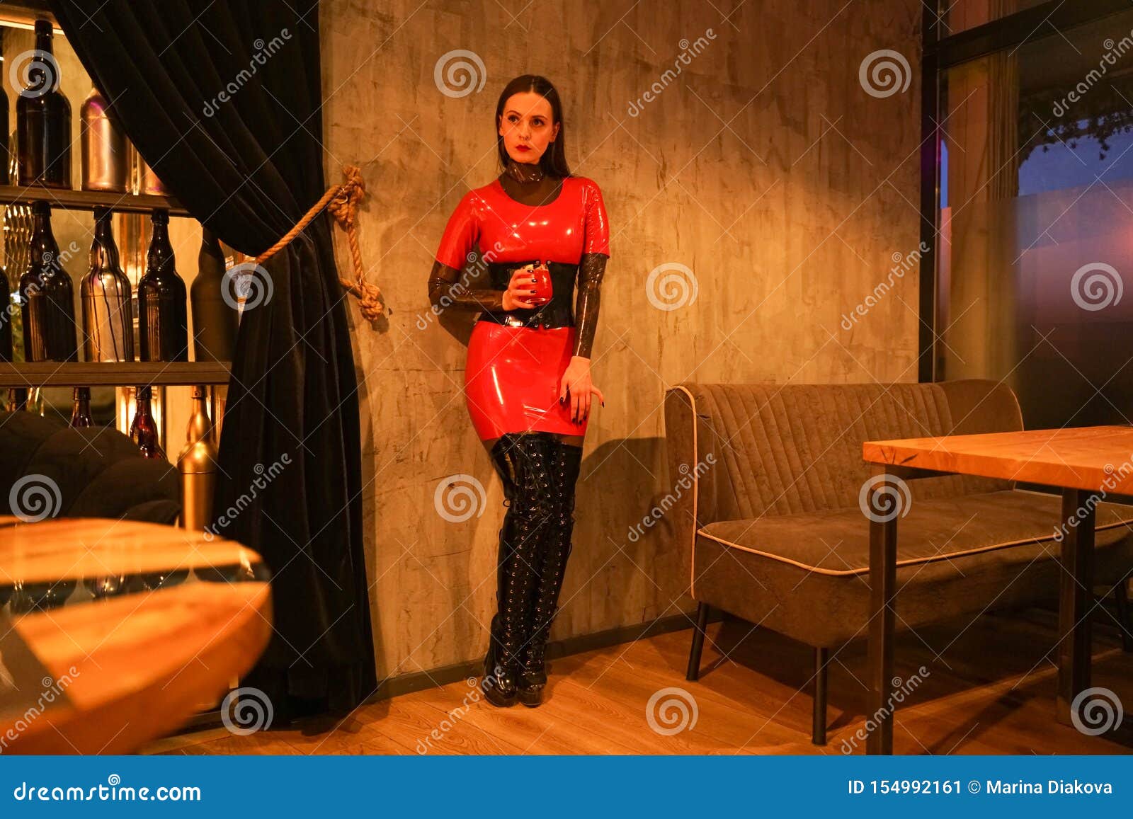 La Fille Courageuse Dans Le Latex Marche Len Public Et Montre Son