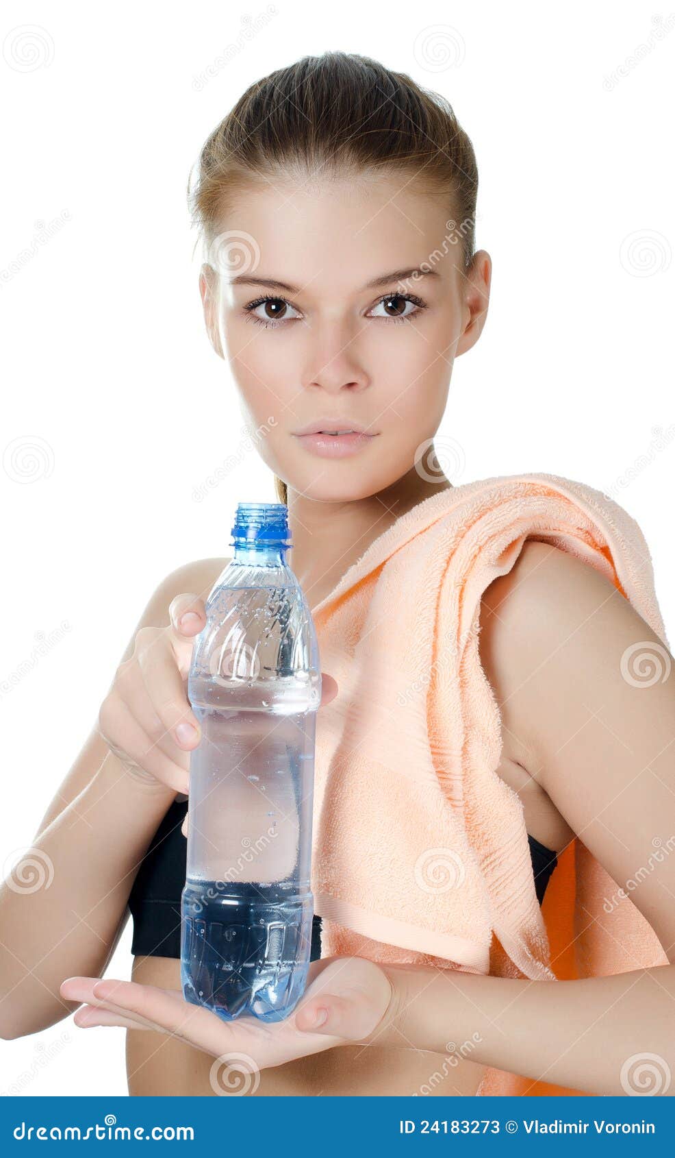 La Fille De Sports Avec Un Essuie Main Et Une Bouteille Deau Image