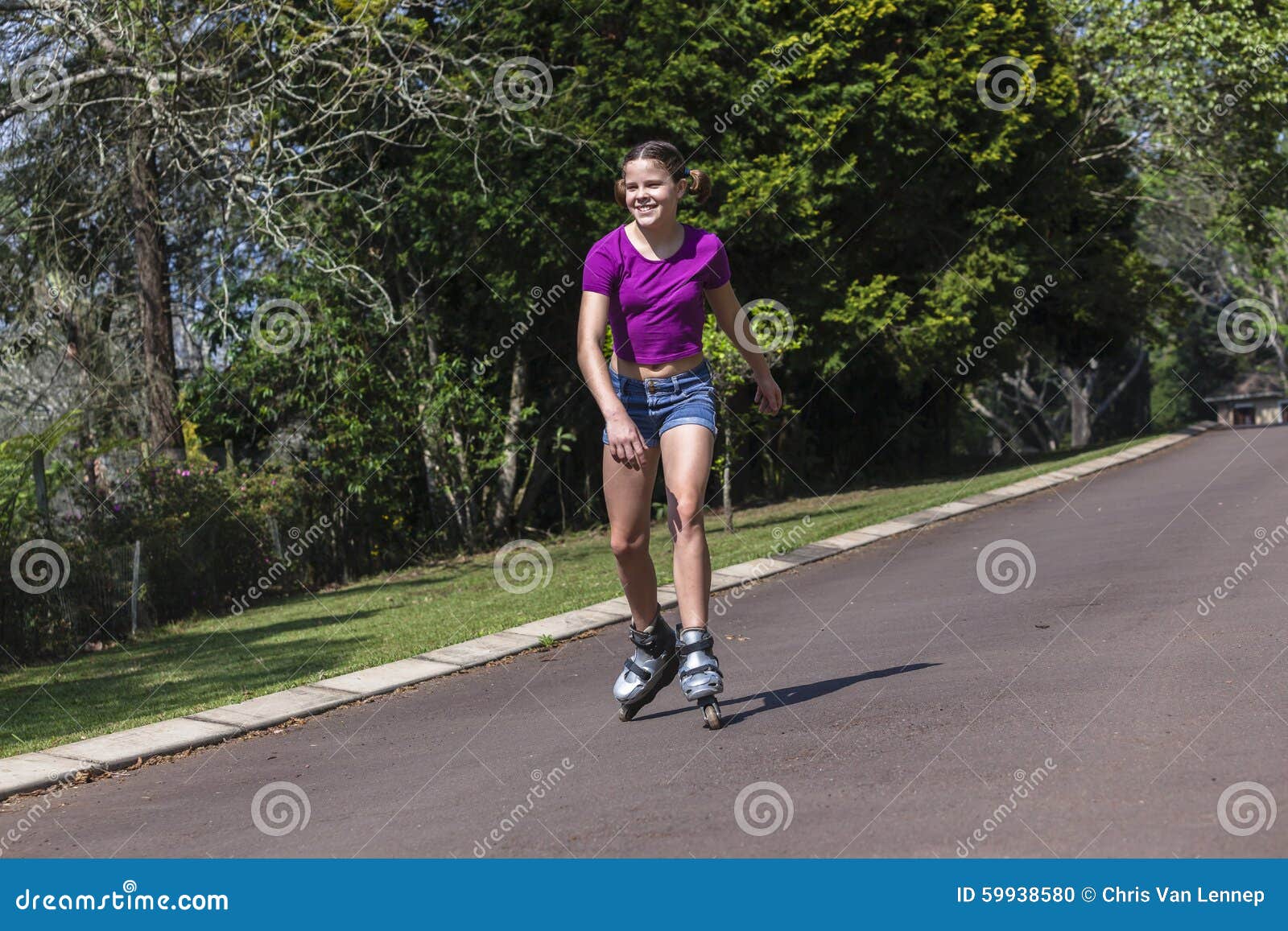 La Fille Font Du Roller Le Patinage Photo stock - Image du asphalte ...