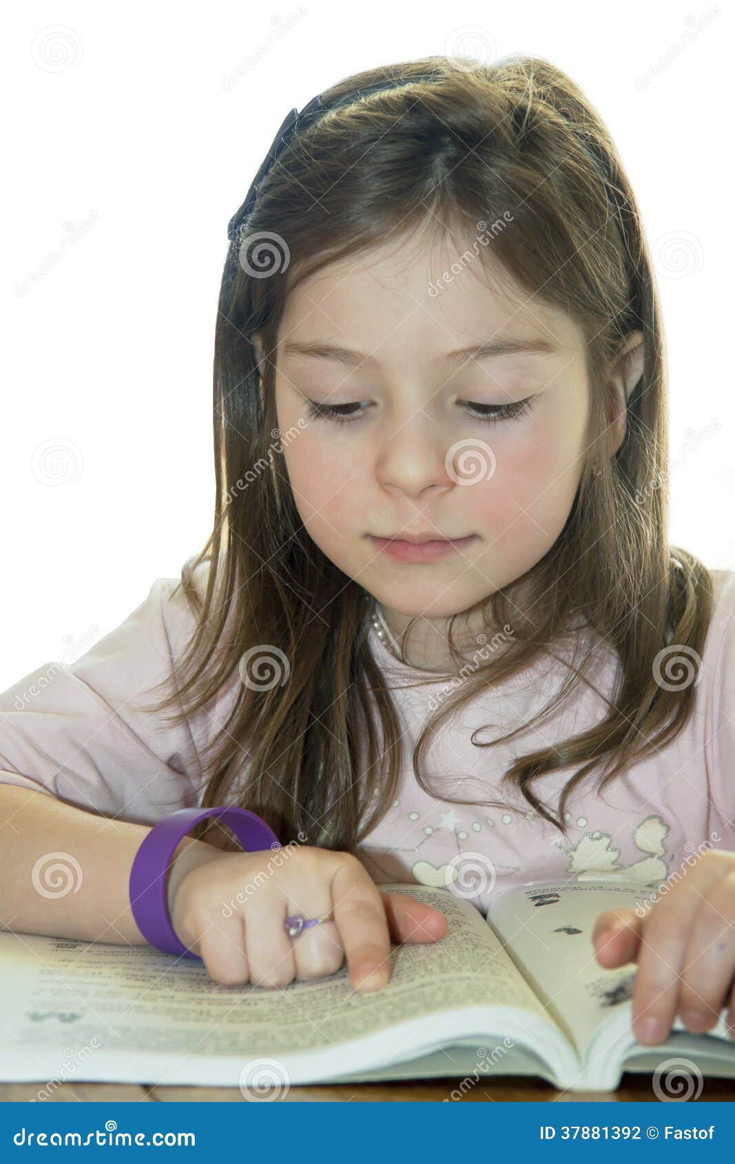 La fille lit le livre photo stock. Image du livre, concentration - 37881392