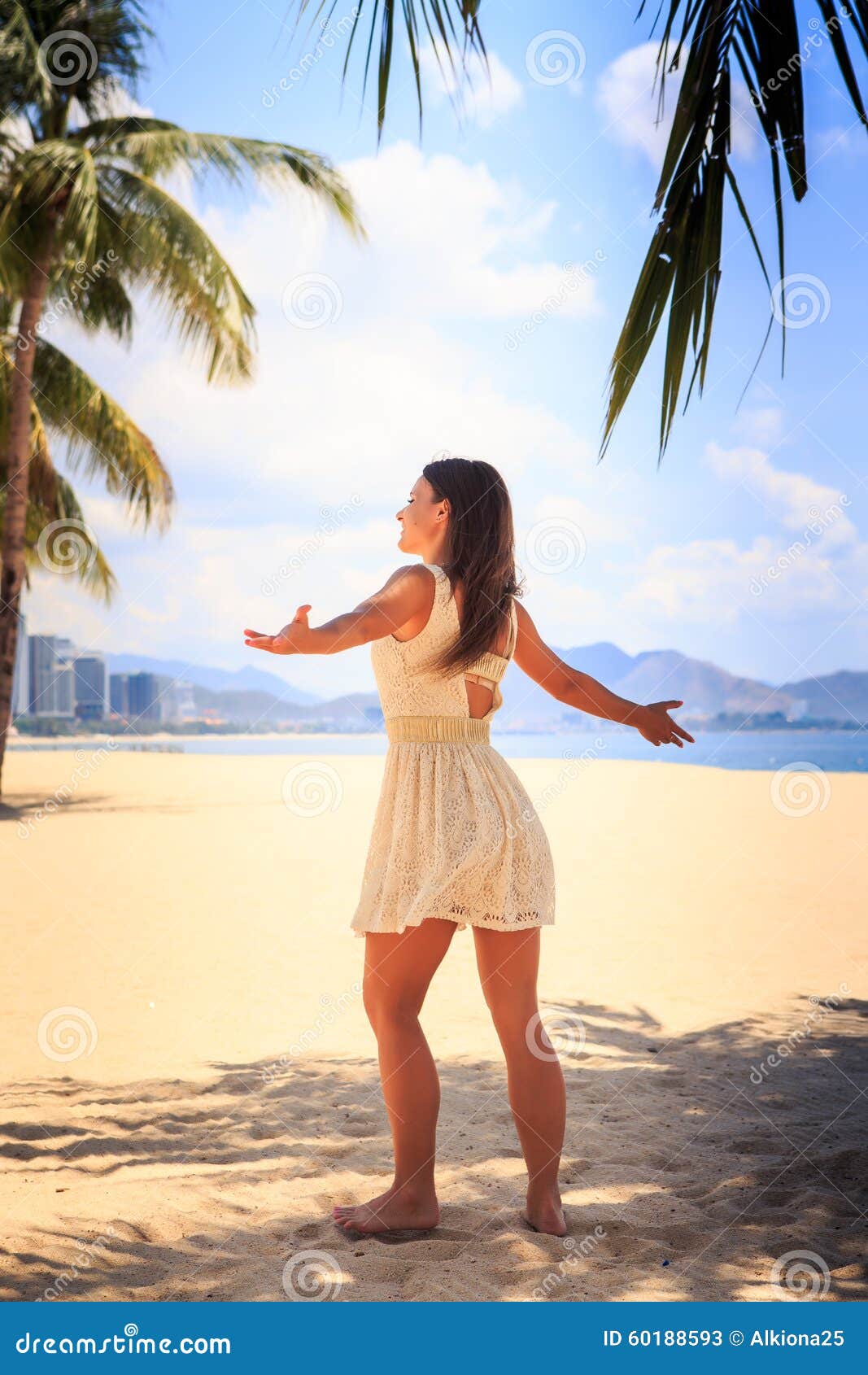 La Fille Mince Dans La Vue Blanche De Postérieur Pose Avec Des Mains De