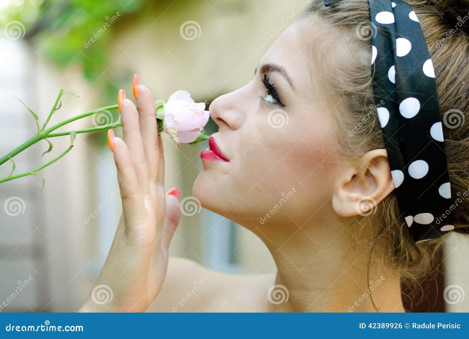 La Fille Pin- Sent Une Fleur De Roses Photo stock - Image du charme ...