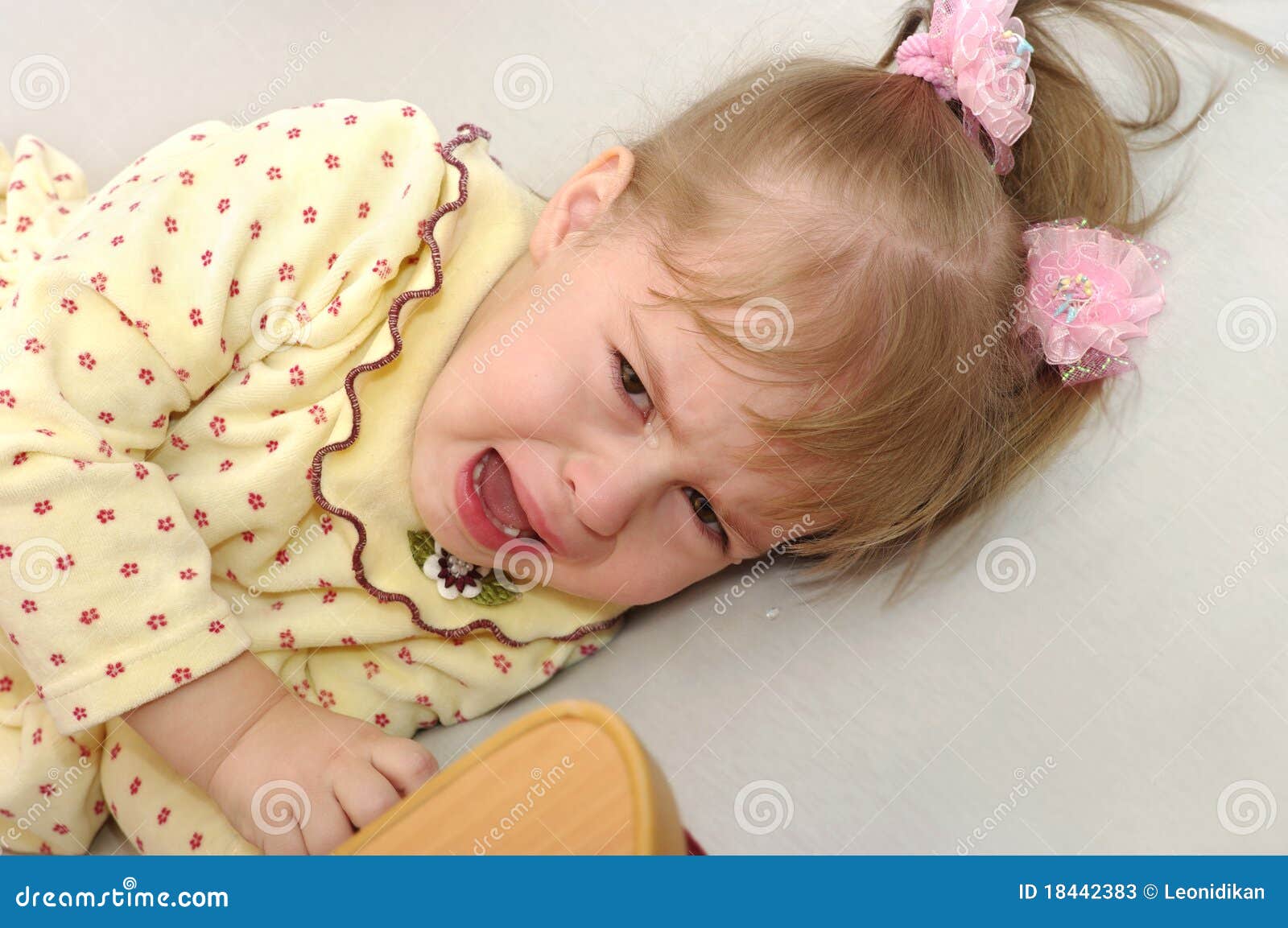 La fille pleure image stock. Image du expression, pyjamas - 18442383