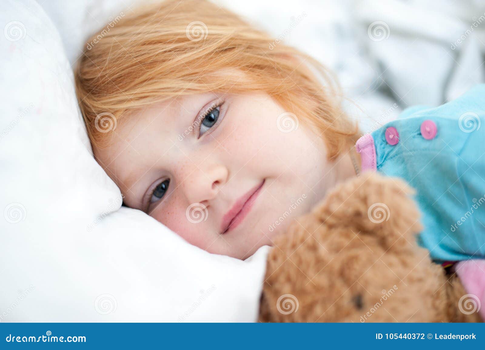 La fille rousse dort photo stock. Image du enfant, pyjamas - 105440372