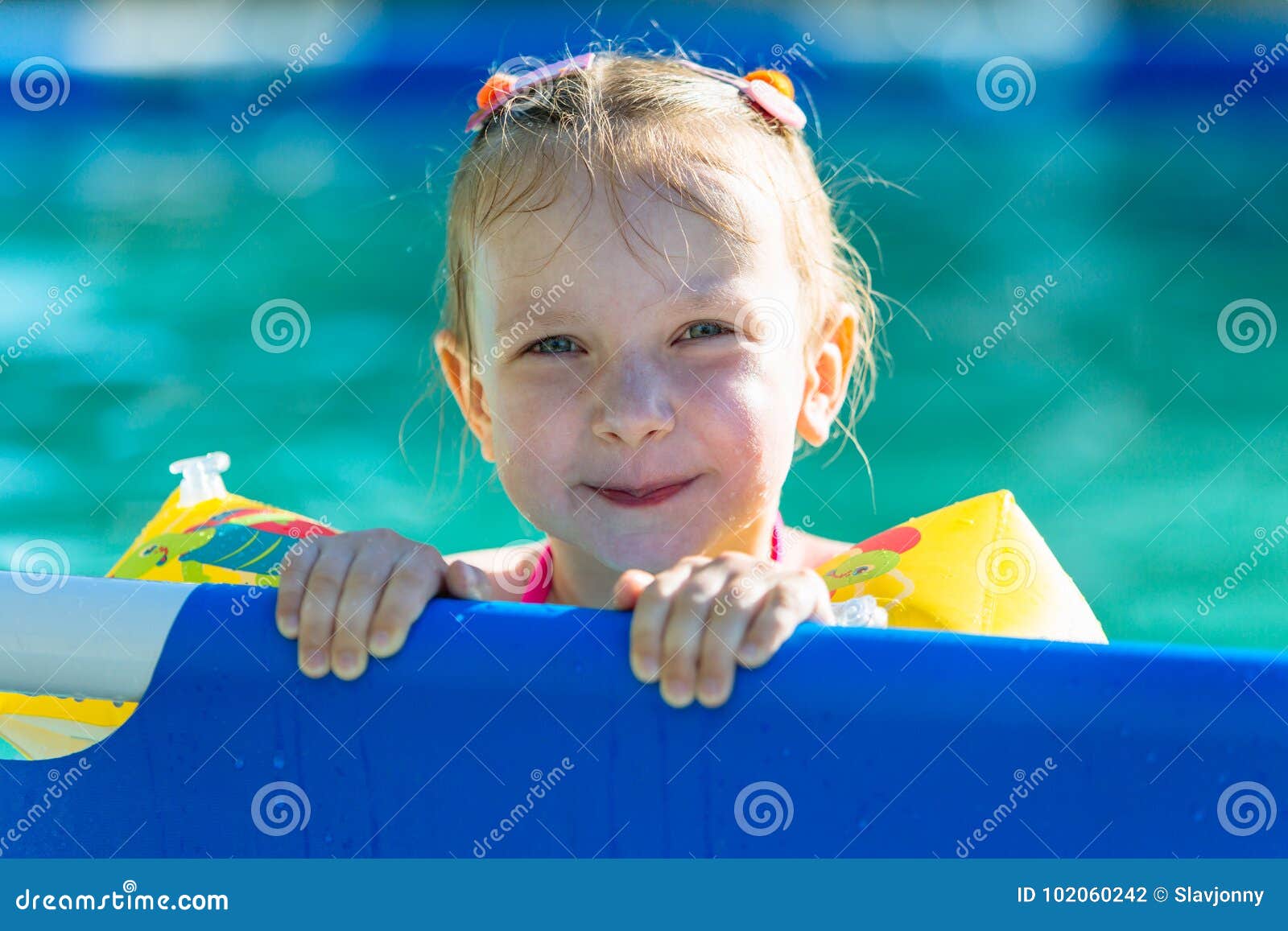 La Fille Saccroche Au Bord De La Piscine Elle Natation Du ` S Dans Des