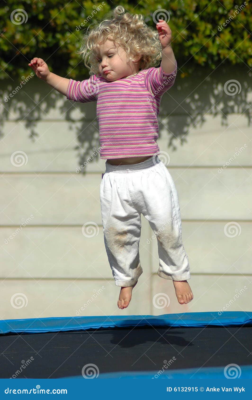 La Fille Sautant Sur Le Tremplin Image stock - Image du fille ...