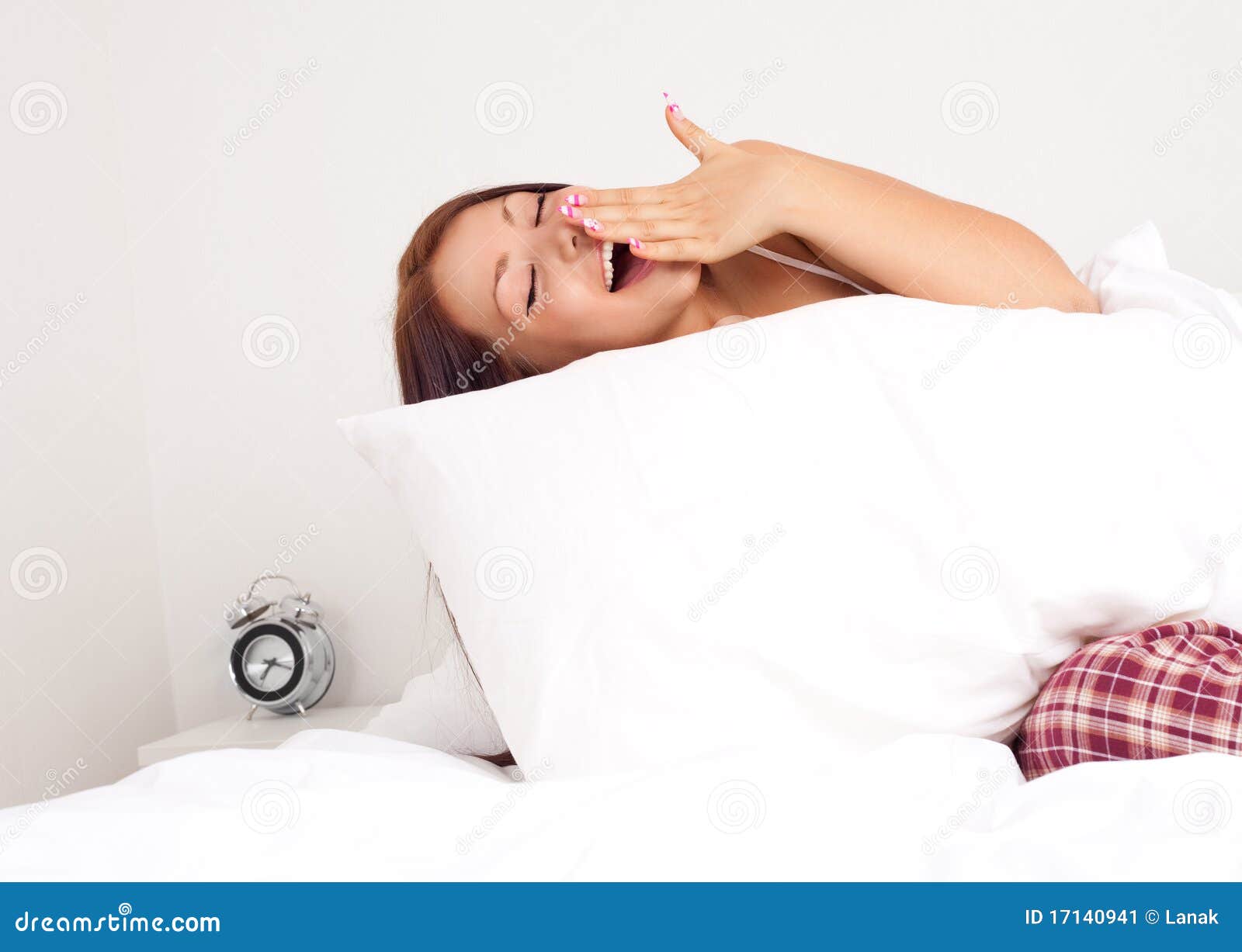 La fille se réveille image stock. Image du tôt, joie - 17140941