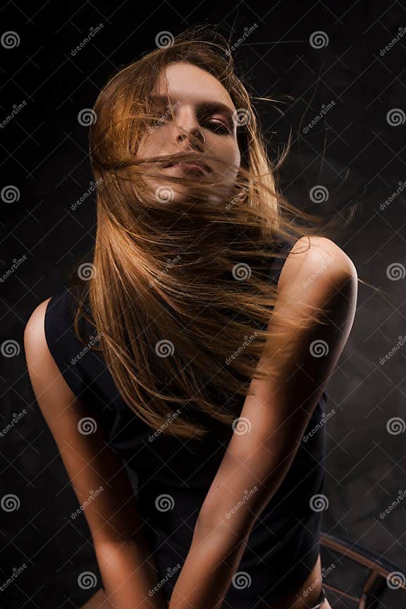 La Fille Sensuelle Nue Couvrant Son Sein Par Un Gilet Image Stock