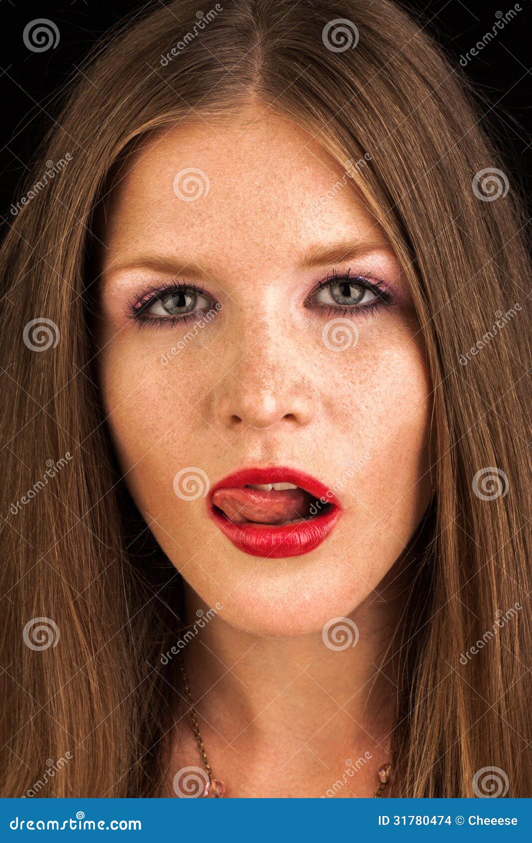 La Fille Sexy De Mode Avec Le Rouge à Lèvres Rouge Lèchent Ses Lèvres