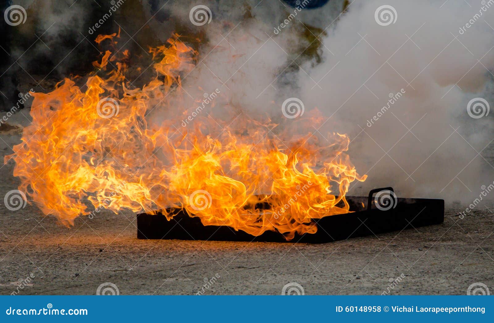 La Fine Su Di Estingue Un Fuoco Fotografia Stock - Immagine di caldo ...