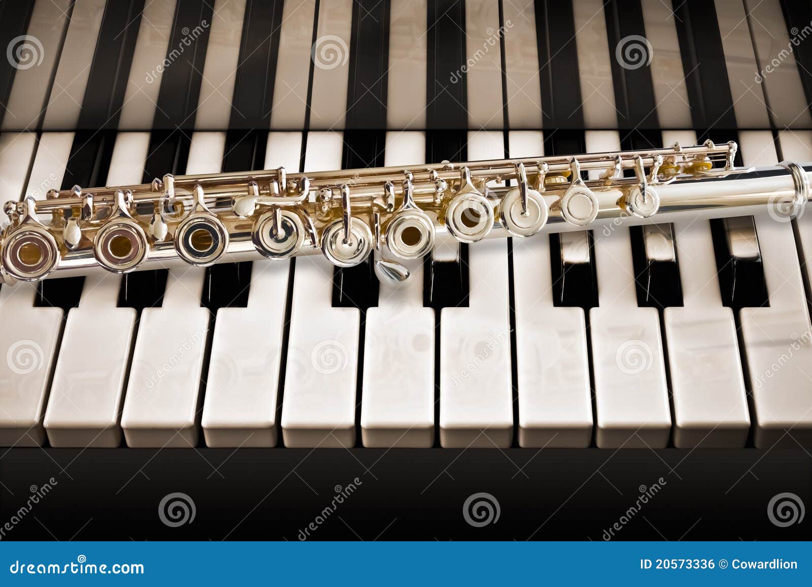 La flauta en el piano foto de archivo. Imagen de marfil - 20573336