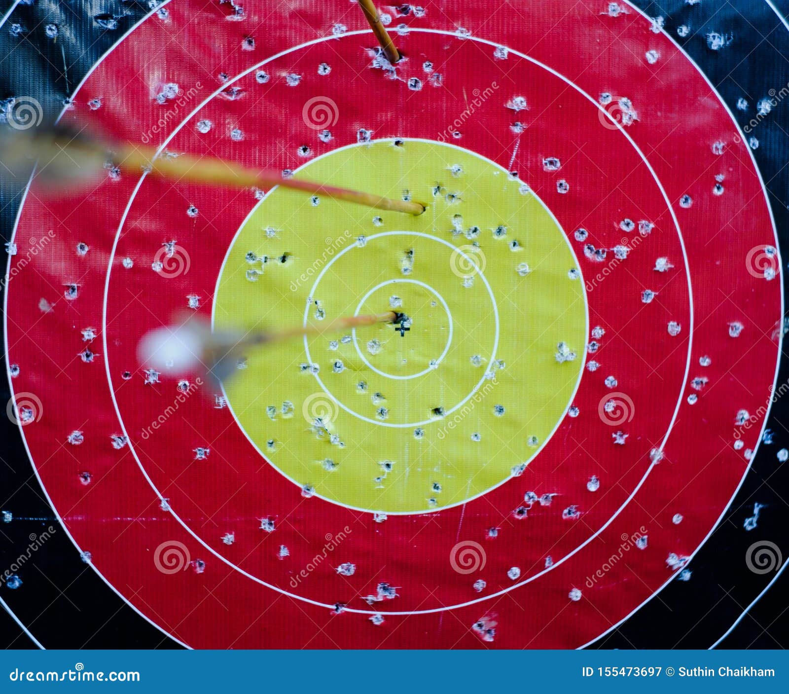 La Flecha Disparada En El Medio Del Objetivo Imagen de archivo - Imagen ...