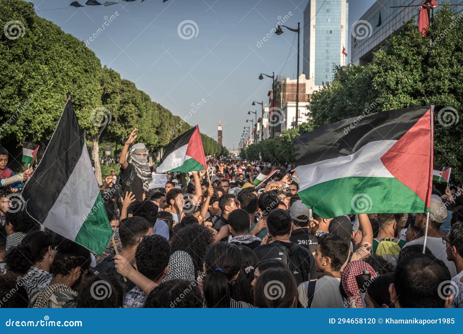La Folla Di Manifestanti Con Bandiere Palestinesi E Keffiyeh Alla ... La Folla Di Manifestanti Con Bandiere Palestinesi E Keffiyeh Alla ...