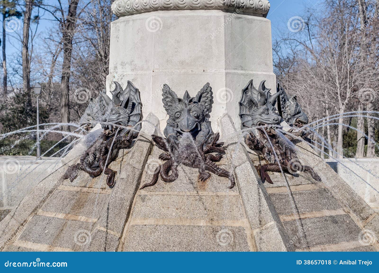 La Fontana Dell'angelo Caduto a Madrid, Spagna. Fotografia Stock ...