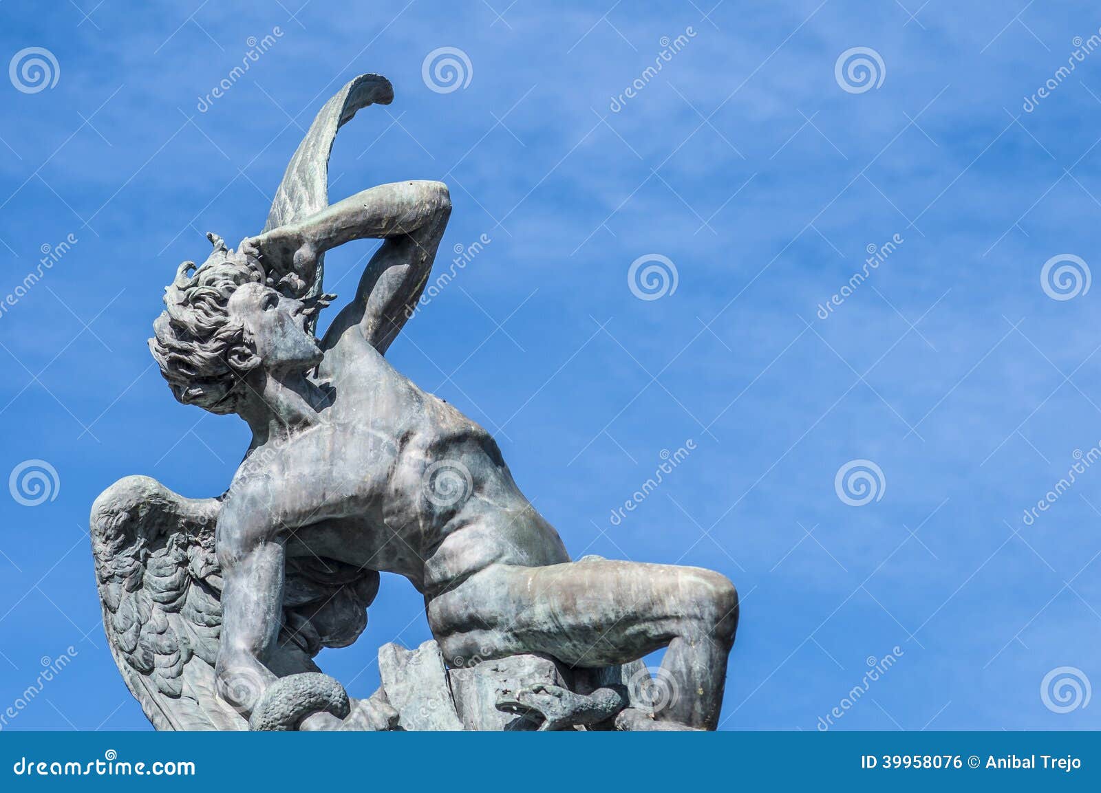 La Fontana Dell'angelo Caduto a Madrid, Spagna. Fotografia Stock ...
