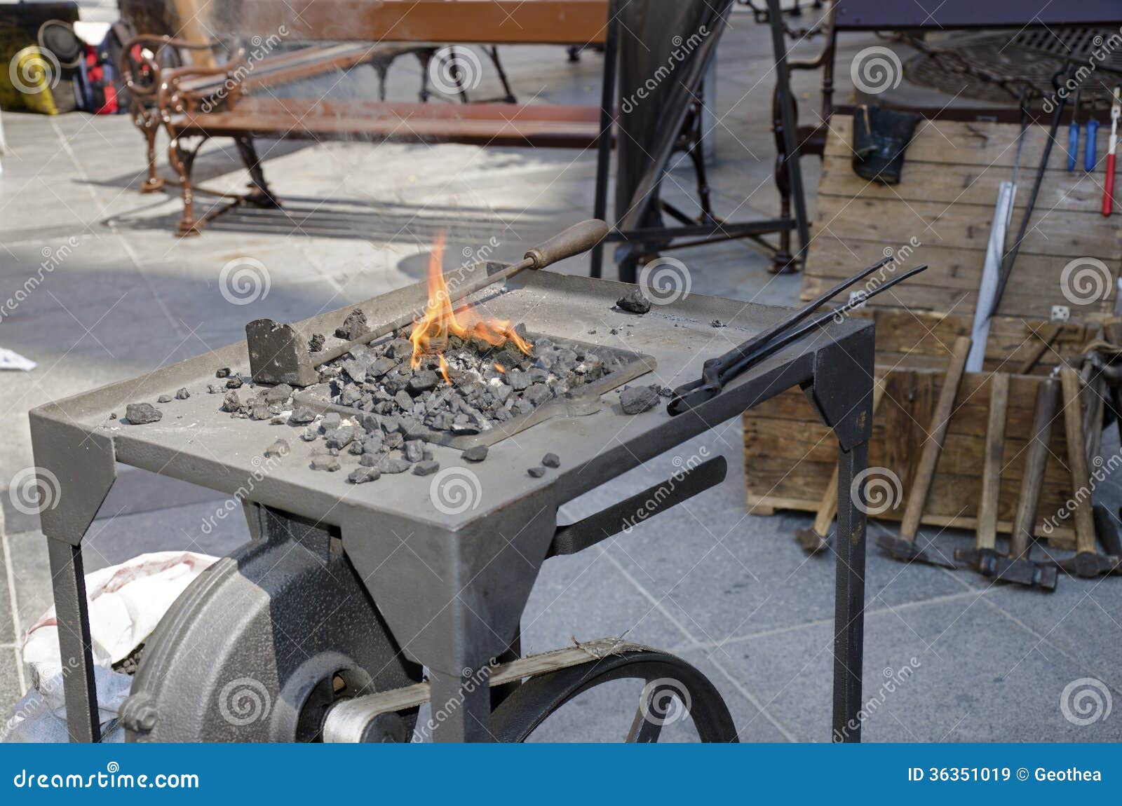 La forge du forgeron image stock. Image du charbon, lourd - 36351019