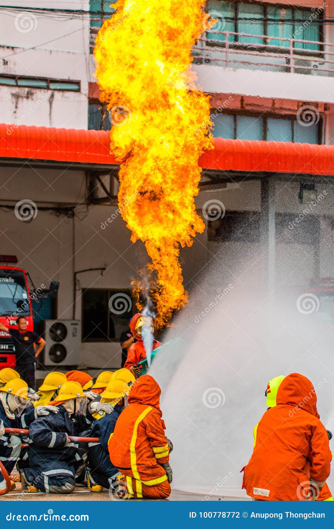 La Formation Du Sapeur-pompier Photographie éditorial - Image du ...