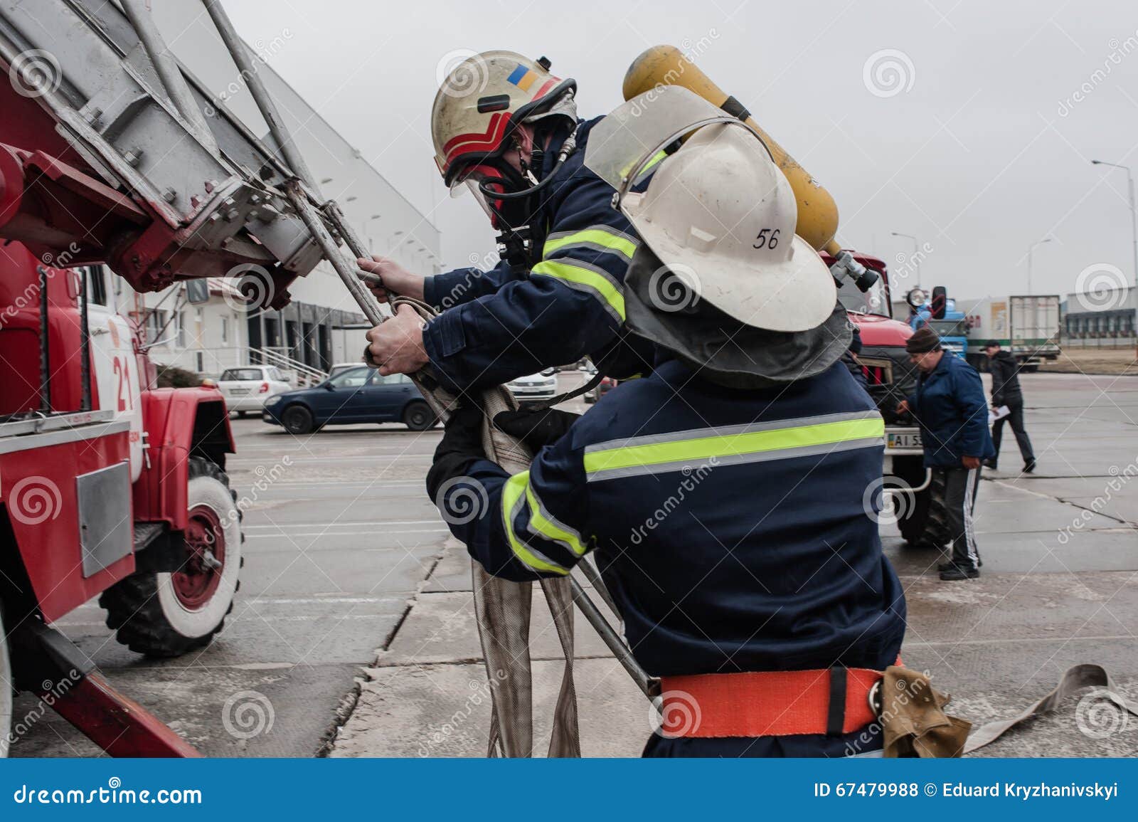La Formation Du Sapeur-pompier Photo stock éditorial - Image du ...