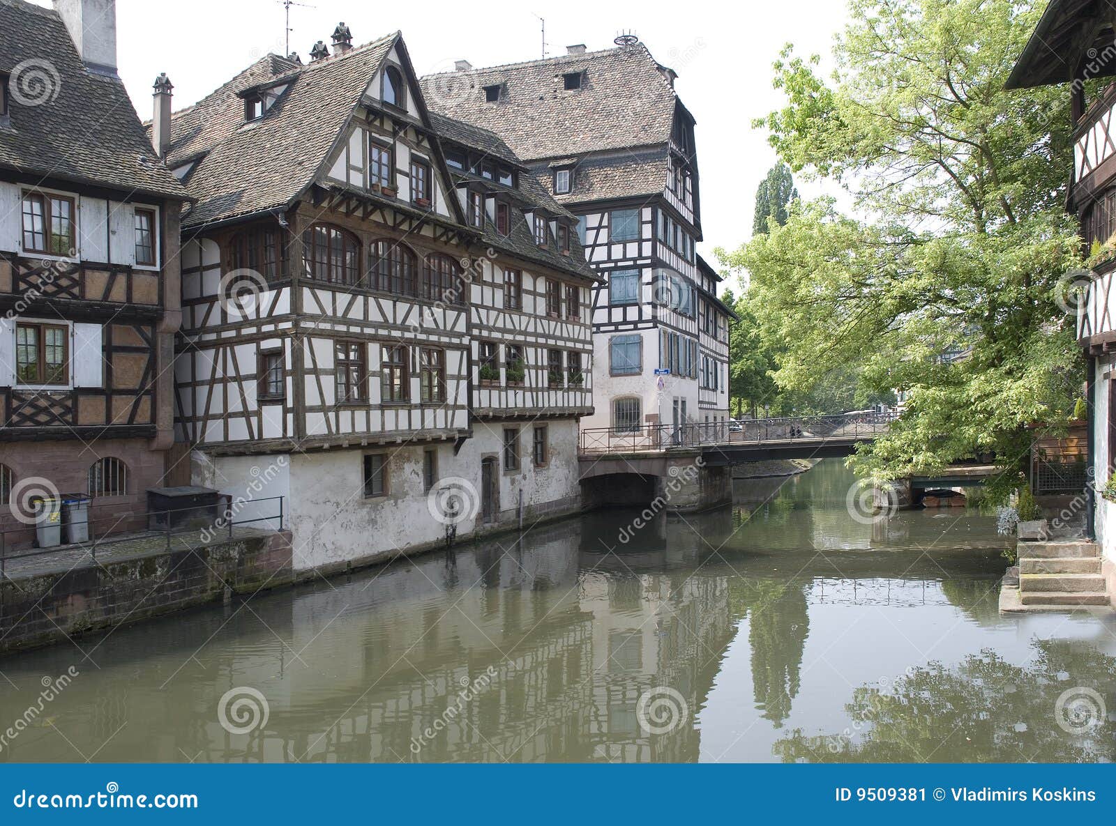 La Francia, Strasburgo. Case Antiche Immagine Stock - Immagine di tubi ...