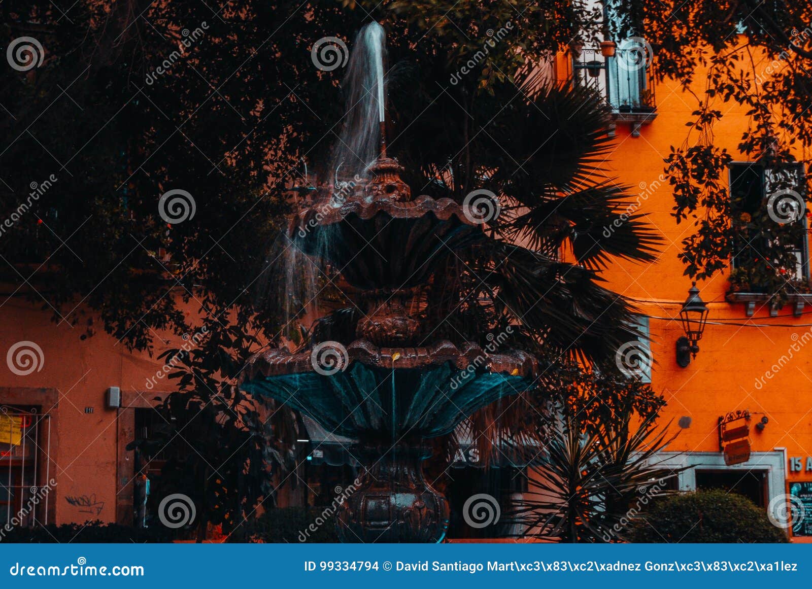 La fuente imagen de archivo editorial. Imagen de sunset - 99334794