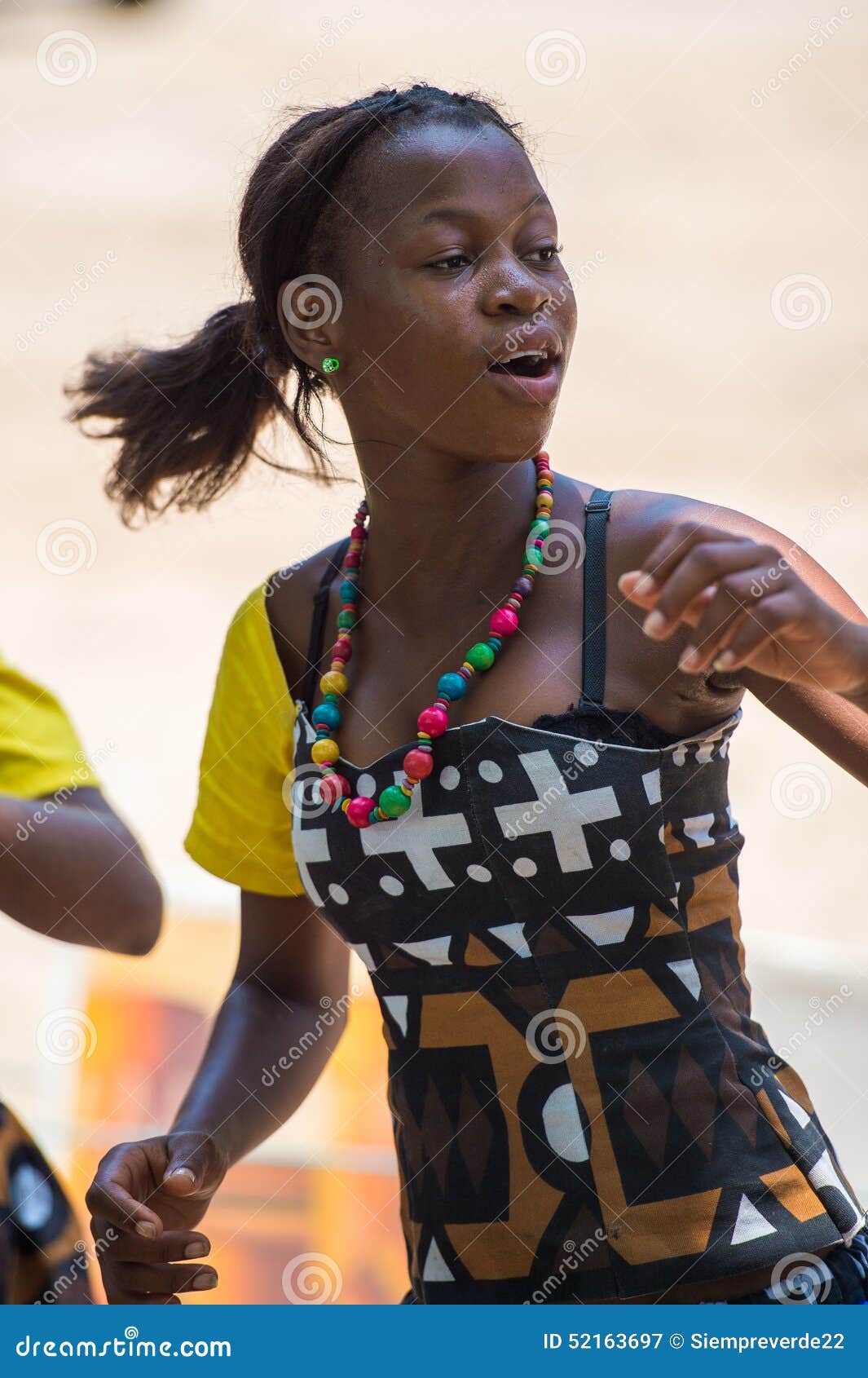 La gente in ANGOLA, LUANDA fotografia editoriale. Immagine di scalzo ...